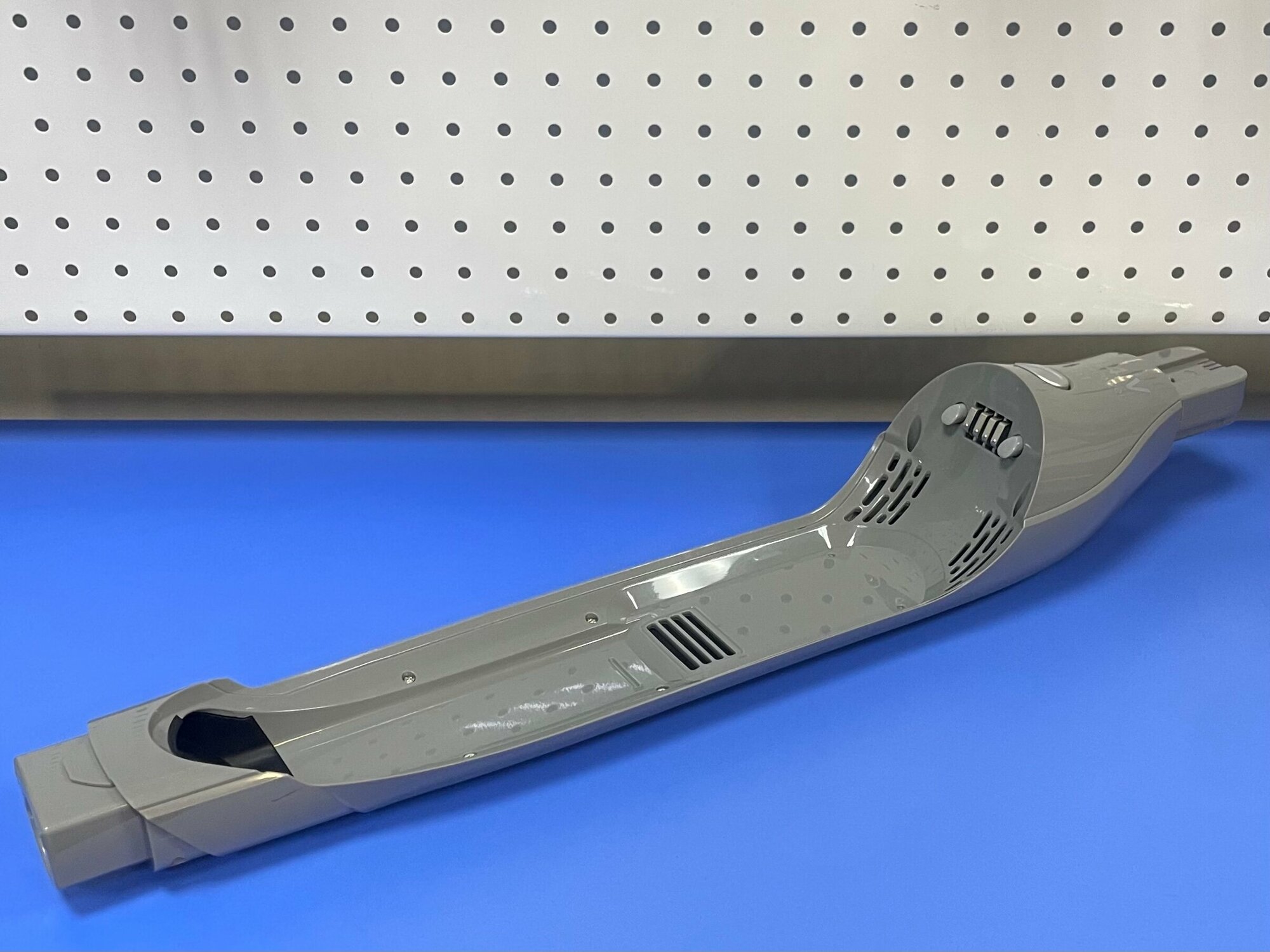 Часть корпуса (скоба) пылесоса Bosch BBHF214G/03