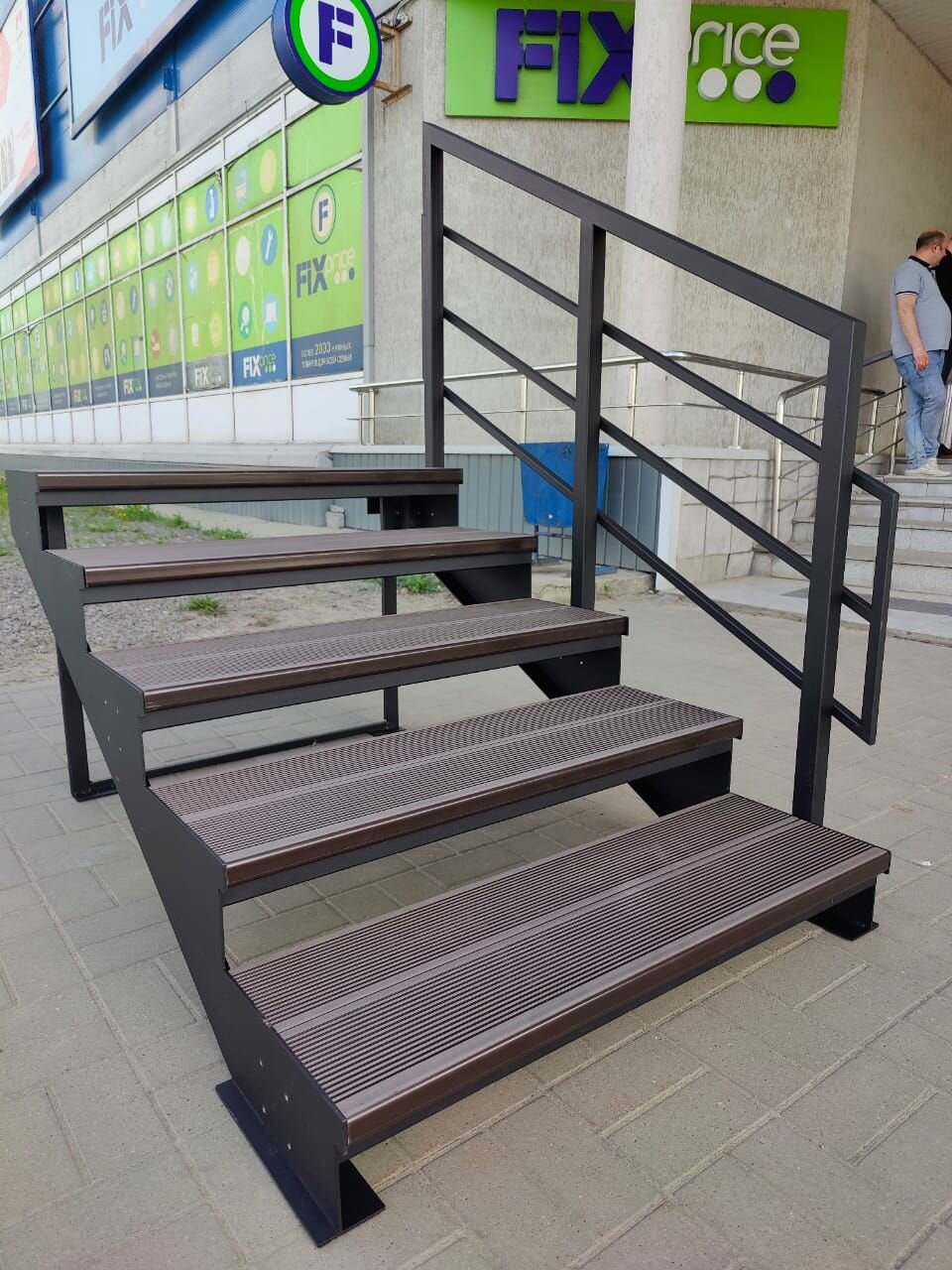 Лестница-крыльцо 5 ступеней, с ДПК, ограждение справа. Ширина 2 м, высота 85 см