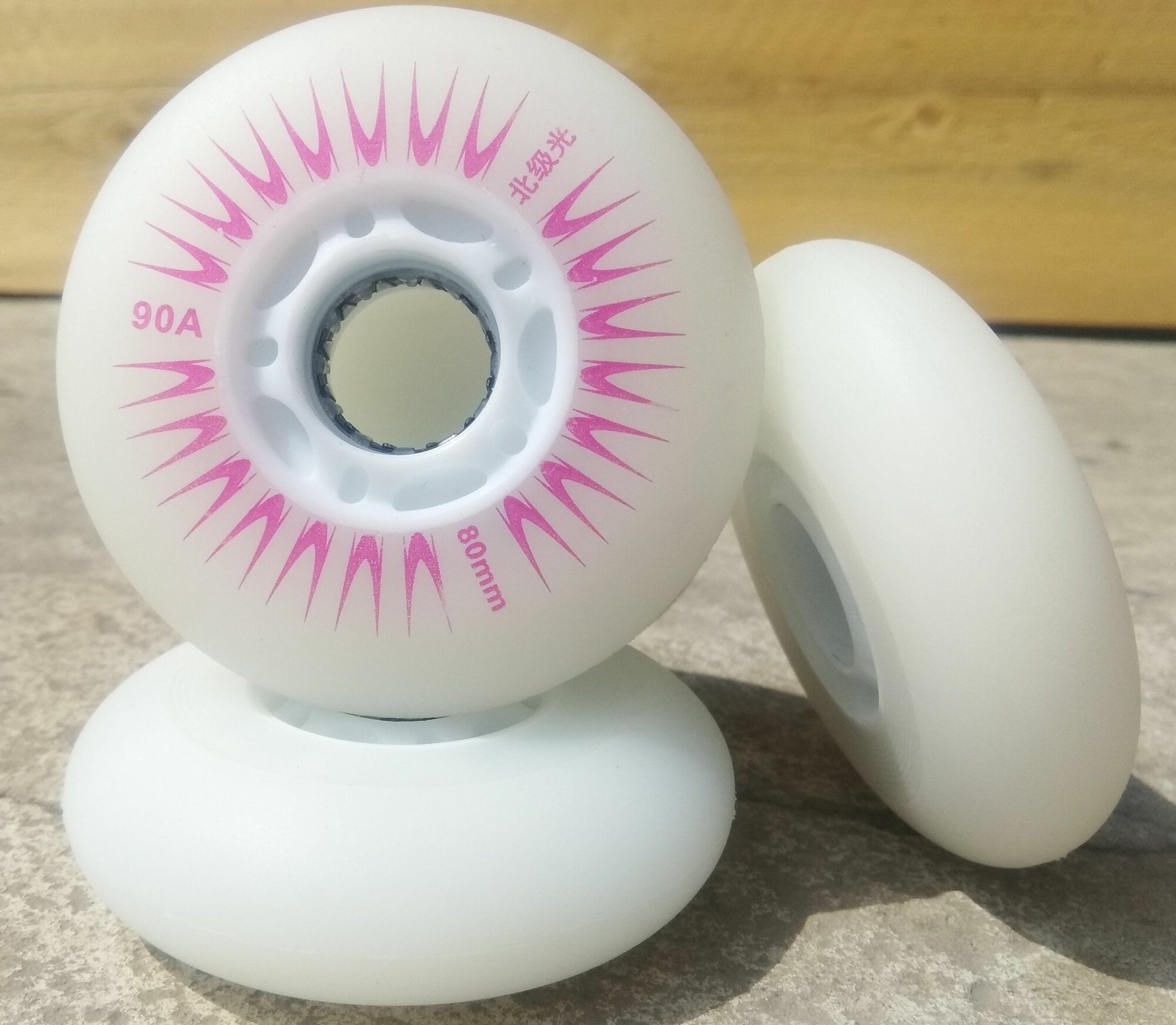 2 светящихся колес 80мм для роликов, детских самокатов. Светятся розовым. Без подшипников.