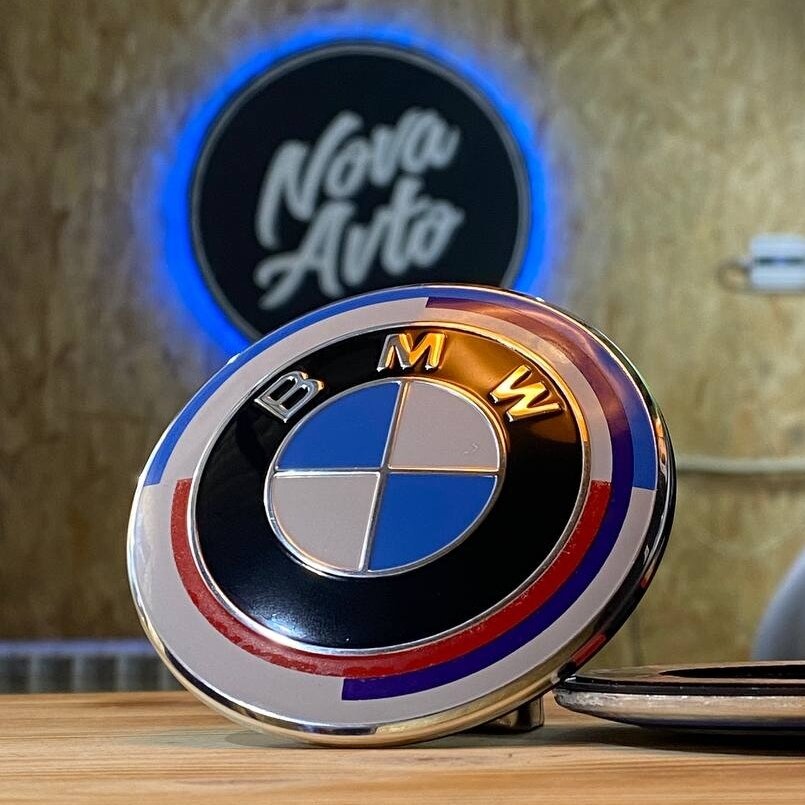 Эмблема значок шильдик логотип БМВ BMW 82мм белый, синий, красный 103334-10 клей 3