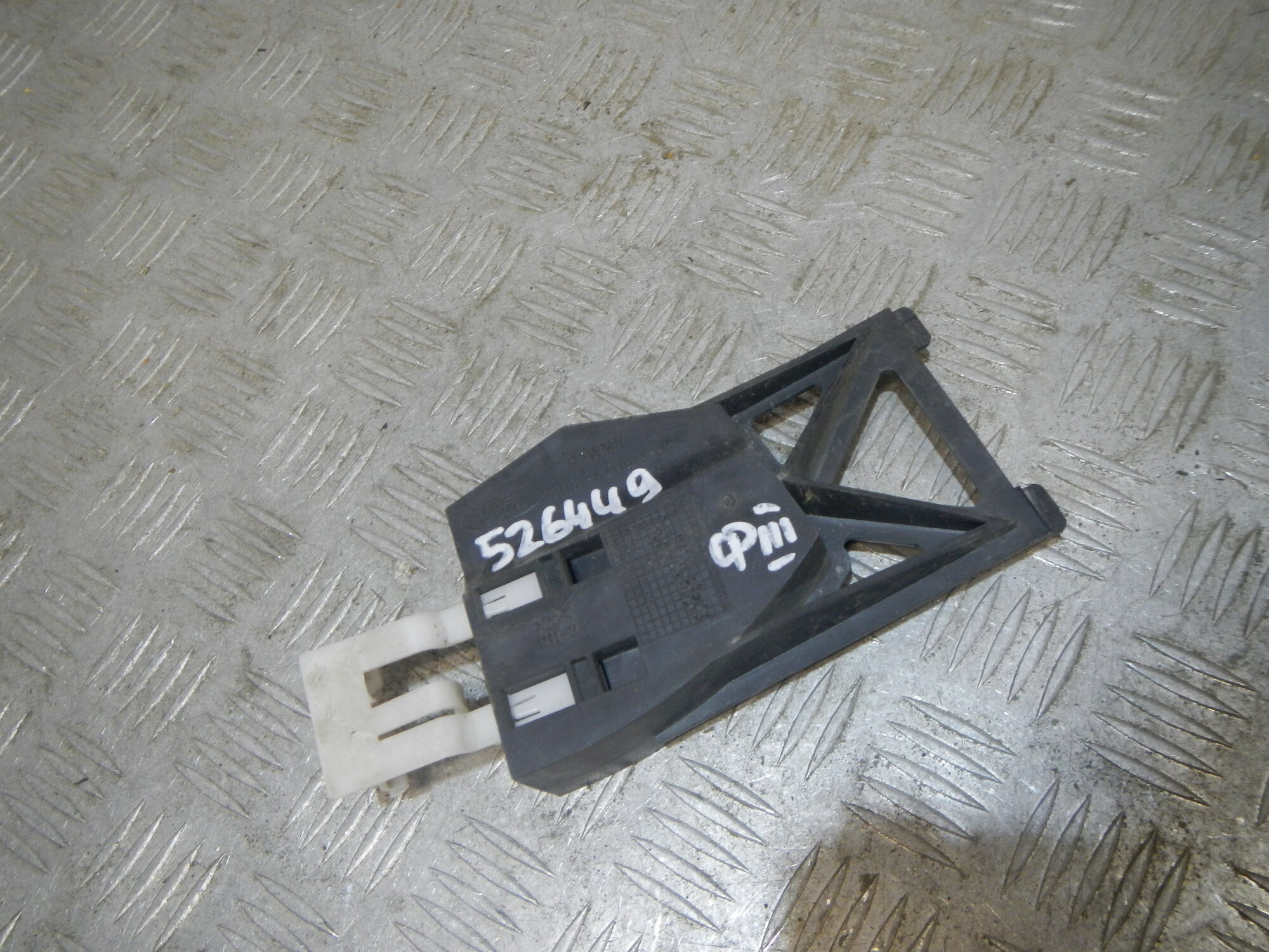 Б/У Кронштейн (сопут.товар), Ford (Форд)-FOCUS 3 (11-19) FORD FOCUS 3 (11-19) замка двери переднего правого Без видимых п...