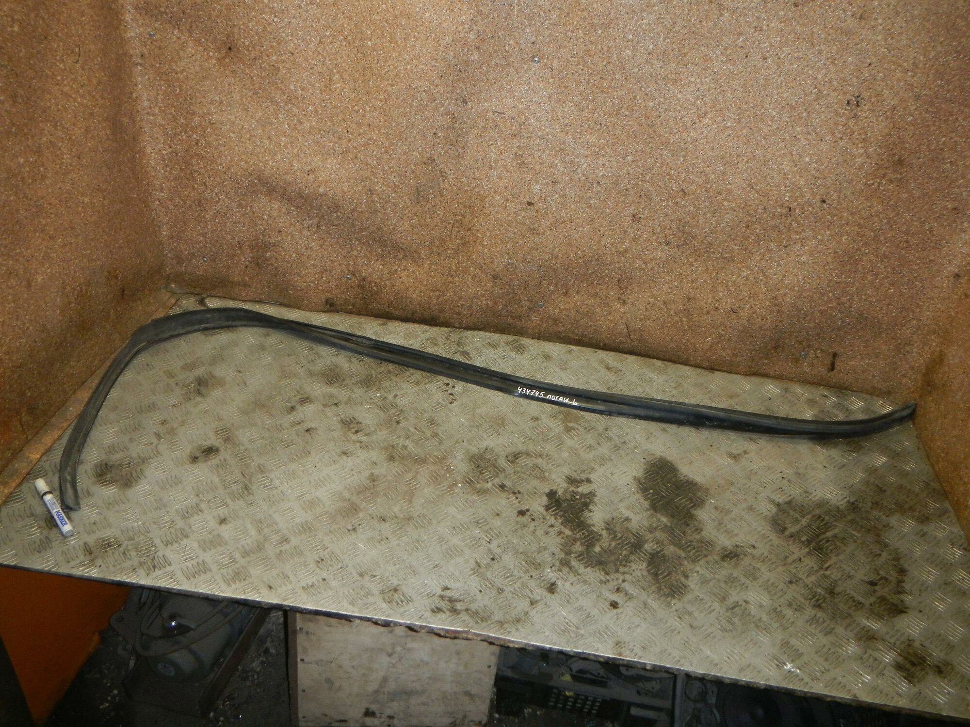 Б/У Уплотнитель (Кузов снаружи), Renault (Рено)-LOGAN (05-) RENAULT LOGAN (05-) Проемов дверей, левый Потертости. 434745 ...