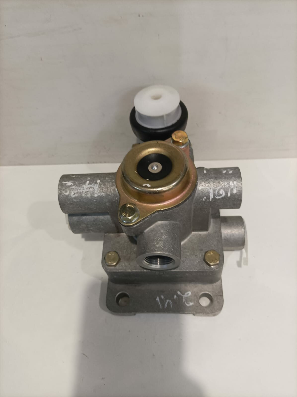 Воздухораспределитель тормозов полуприцепа ЗИЛ, КАМАЗ, МАЗ 2-х проводный беломо