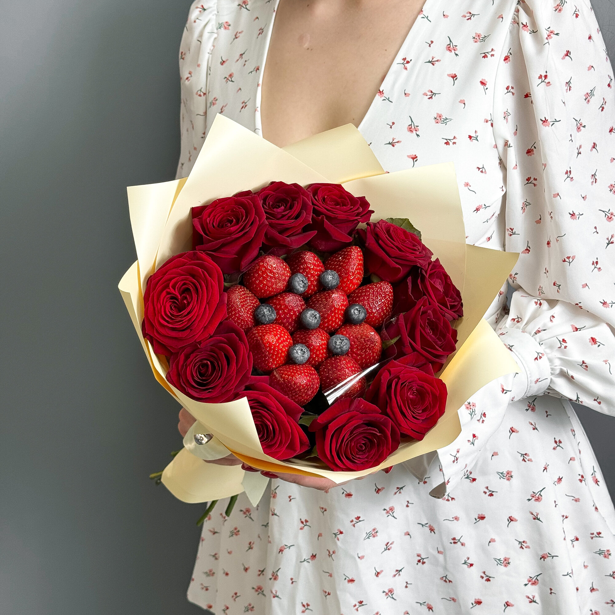 Букет из клубники и красных роз Scarlet