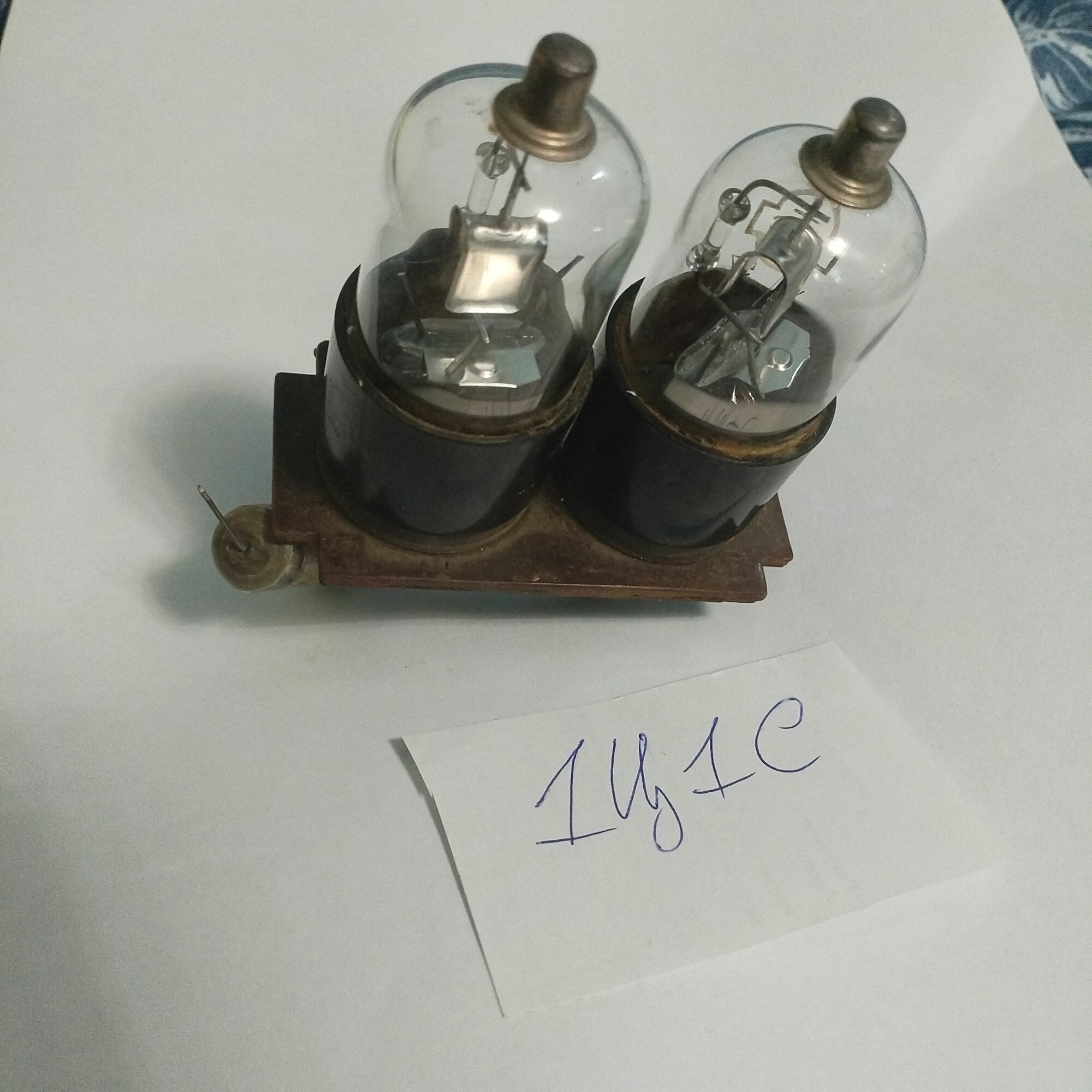 Радиолампа высоковольтный кенотрон 1Ц1С ,2 шт+цоколь, панель.