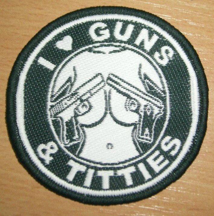 Шеврон (нашивка) Я люблю оружие и сиськи, i love guns and titties (с липучкой велкро) Зелёный