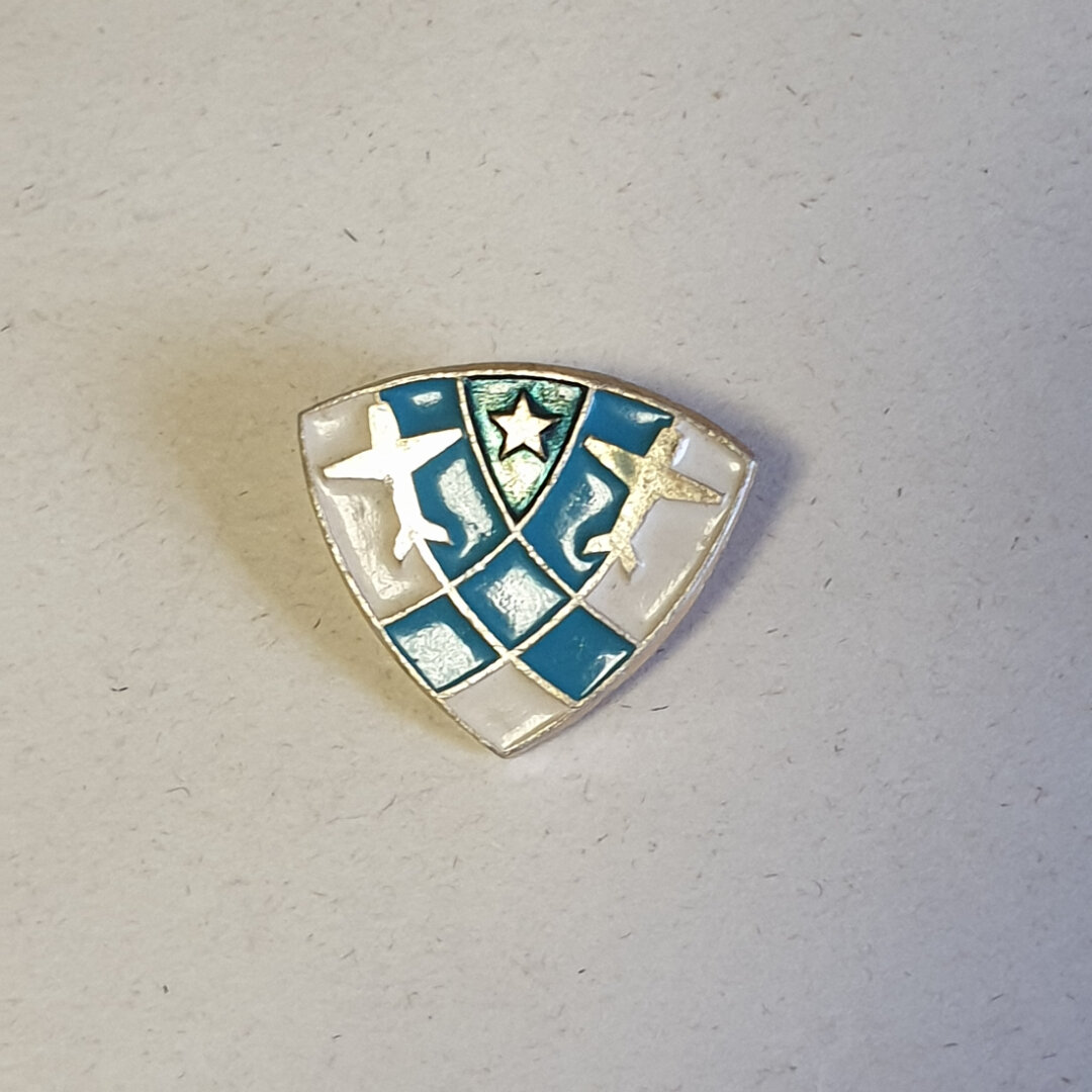 Значок СССР. Самолет и звезда на фоне, голубой, белый щиток, ретро, редкий, советский, винтажный.