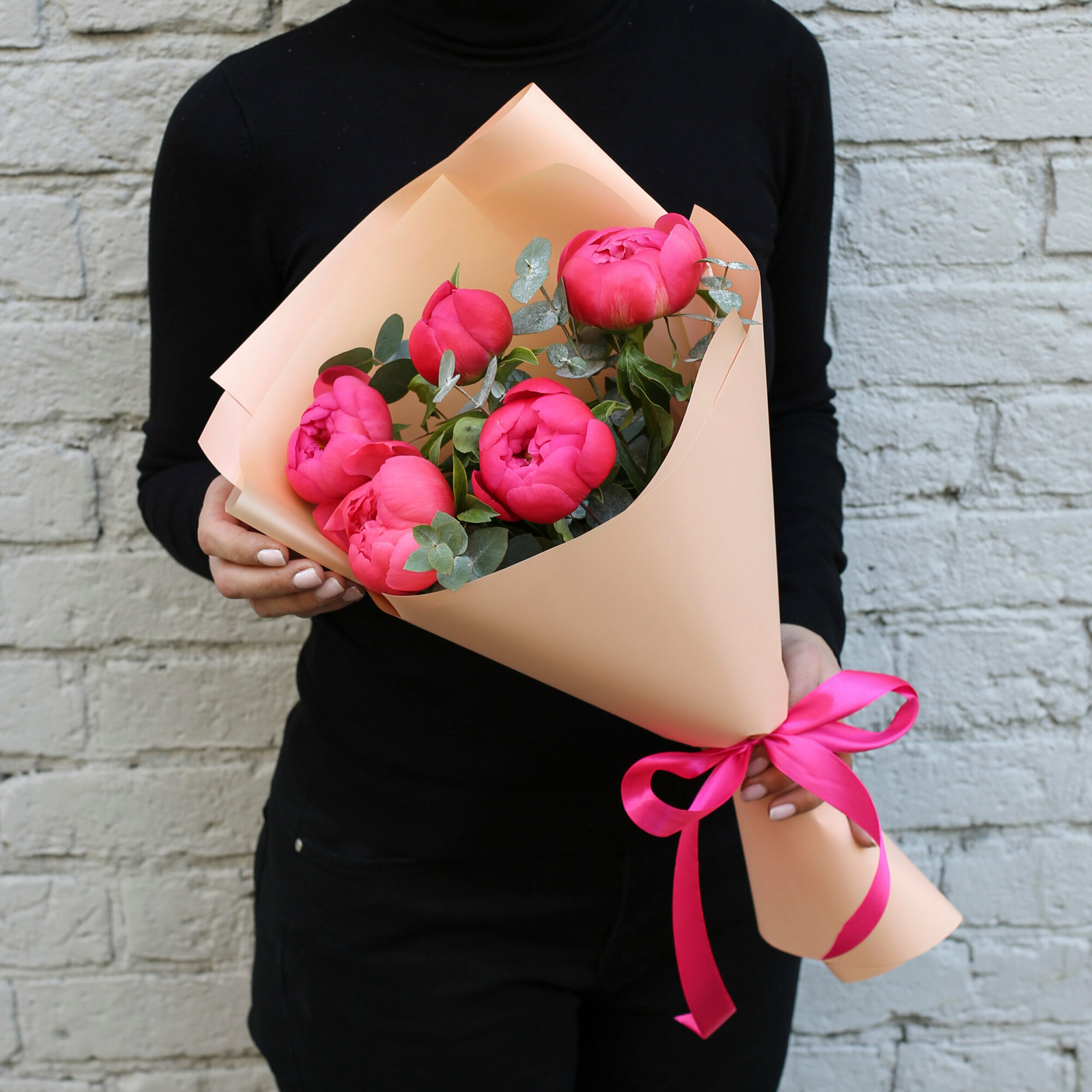 Цветы живые букет из 5 коралловых пионов с эвкалиптом в дизайнерской упаковке