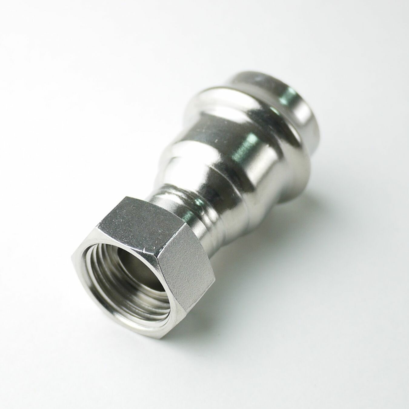 Пресс-фитинг из нержавеющей стали с накидной гайкой 22х1/2"