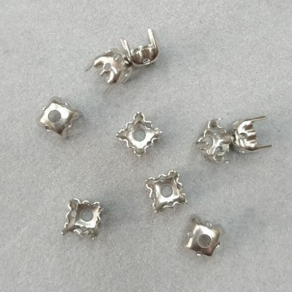 Оправа с цапами, 6х6мм, пришивная, форма фигурный квадрат, базовый материал - латунь, стального цвета, 10 шт.
