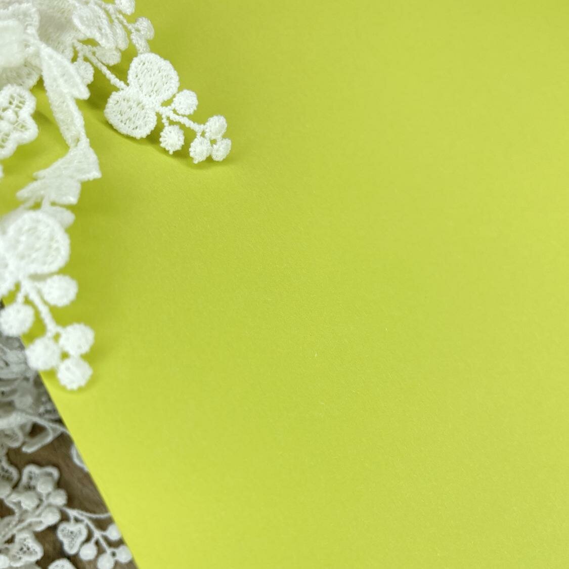 Дизайнерская бумага с содержанием вторичных волокон, цвет фисташковый, плотность 260 гр, размер 35*50 см