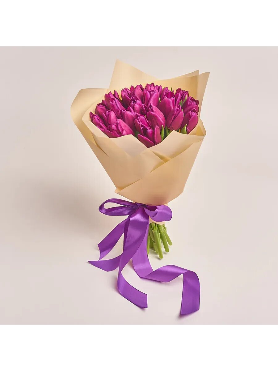 Букет из 25 фиолетовых тюльпанов в бежевой пленке