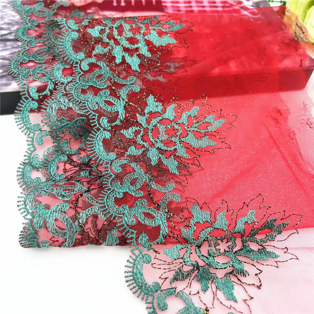 Кружевная лента Vieruodis 18 см, красный-зеленый с золотой нитью, 3 ярда