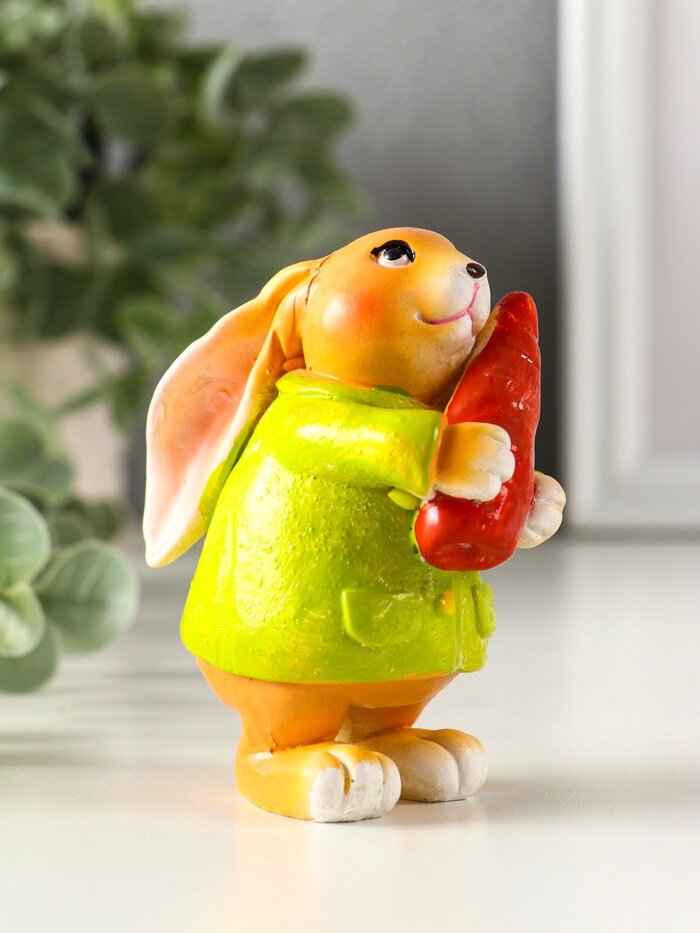 Фигурка полистоун «Зайчик с морковью, в зелёном пальто», 7×4.5×9 см