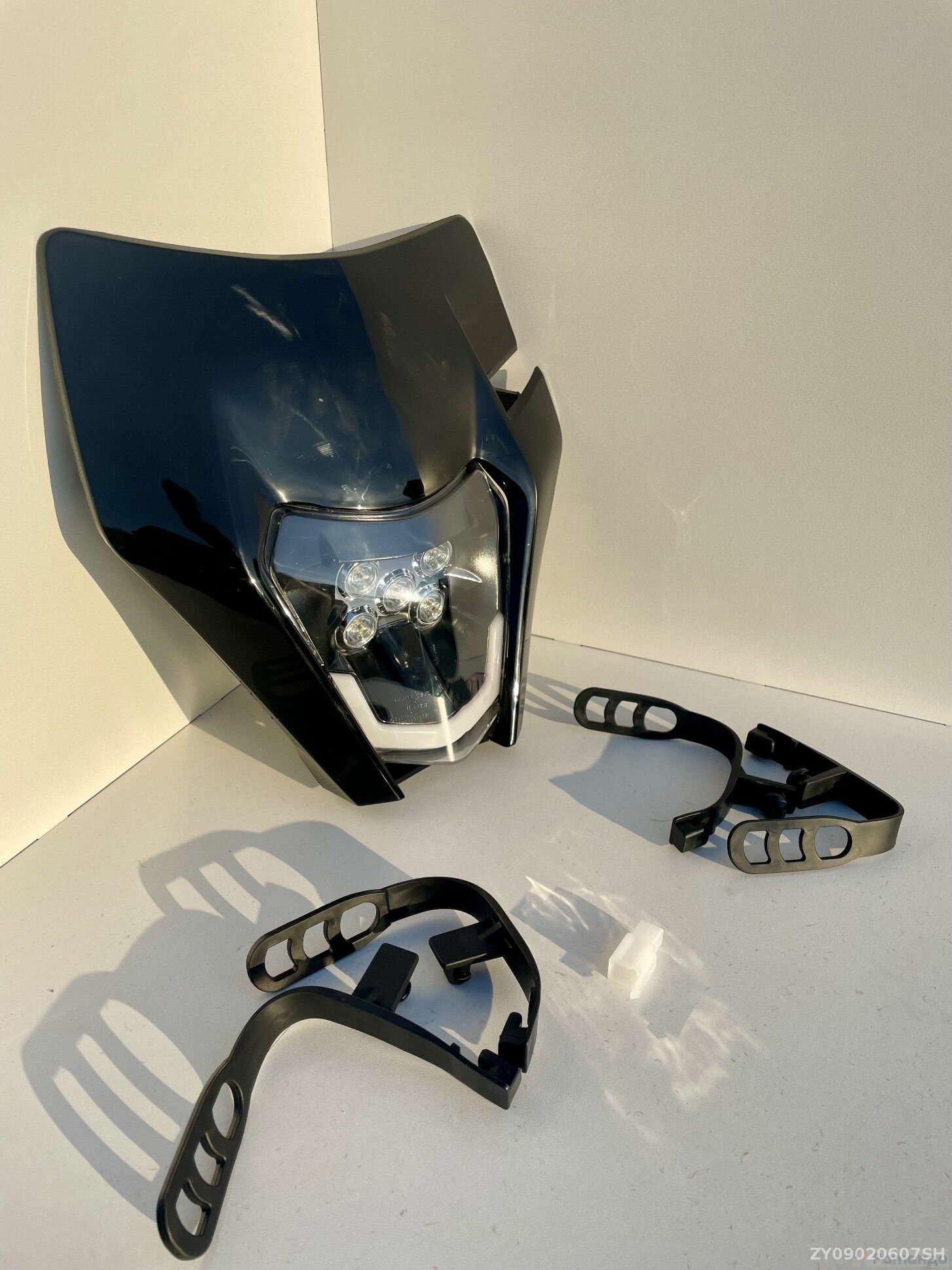 Светодиодная фара для эндуро мотоцикла тип КТМ с креплениями