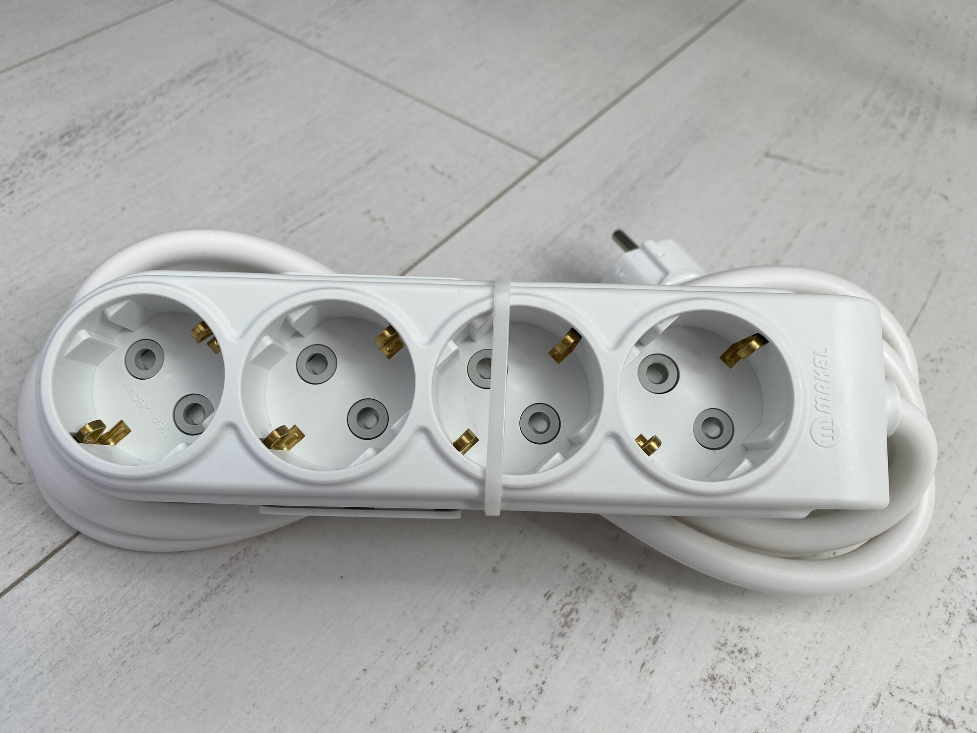 Удлинитель силовой 3х2.5мм2 белый, 4 розетки 3.0 метра.