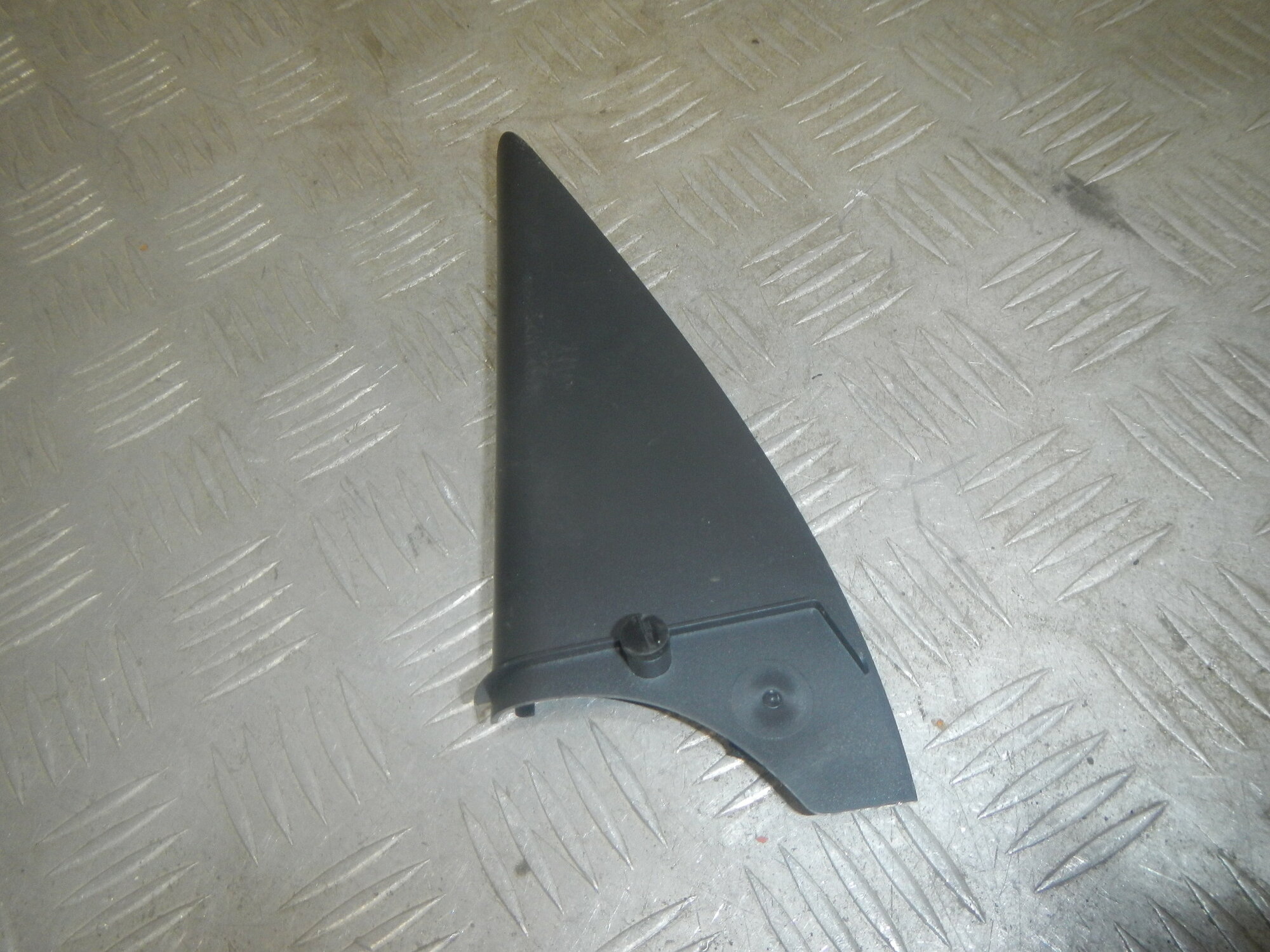 Б/У Уголок двери задней правой (внутренний), Audi (Ауди)-A1 (8X) (10-18) AUDI A1 (8X) (10-18) Потертости. 555743 VAG арт...