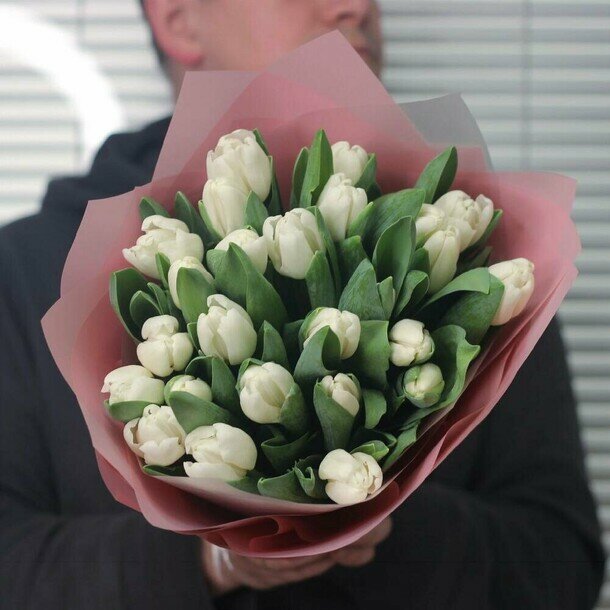 Букет Well Flowers, 25 белых тюльпанов, в дизайнерской упаковке, высота 40см, букет свежих цветов