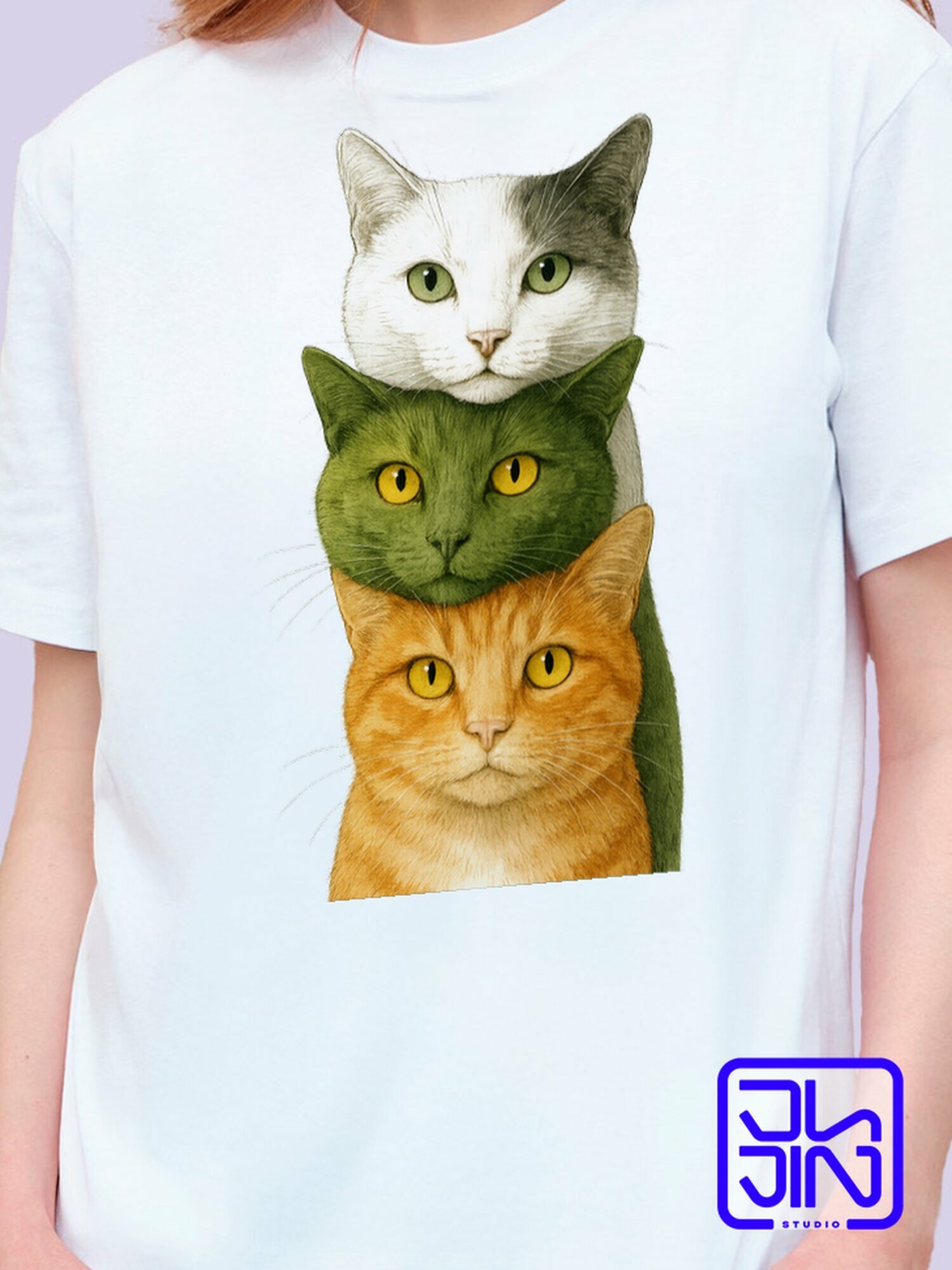 Футболка классическая женская с авторским принтом Смешные разноцветные три кота веселые белая, зеленая и рыжая кошка необычные, белый хлопковый трикотаж с прикольным рисунком на груди