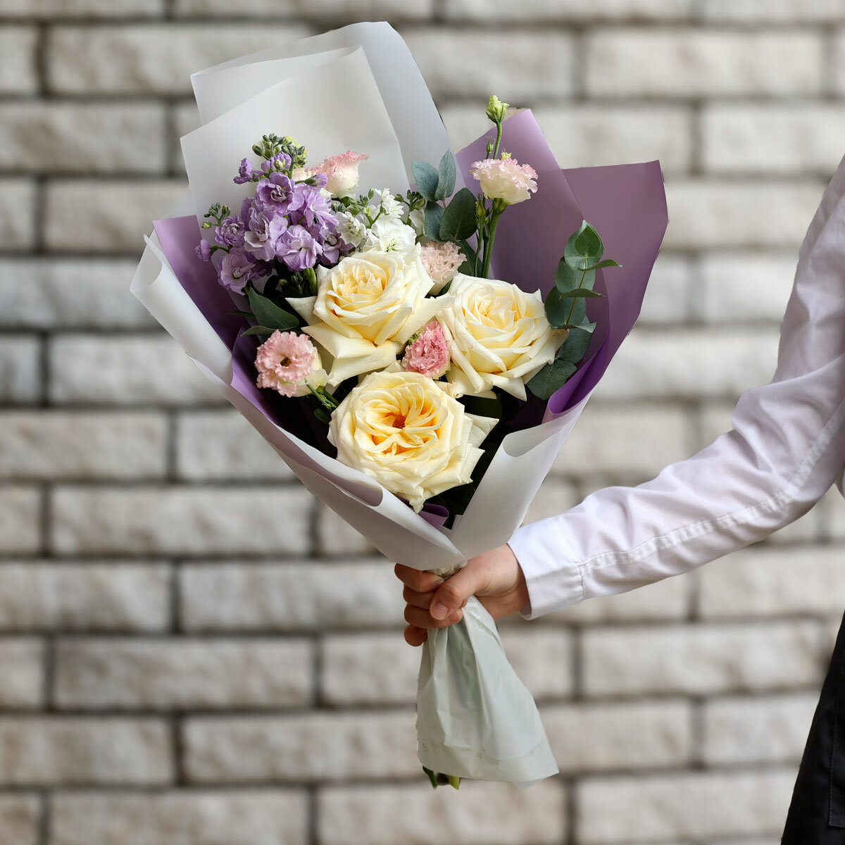 Букет Букет Маркет, розы, маттиолы, лизиантусы, оберточная бумага, высота 55см