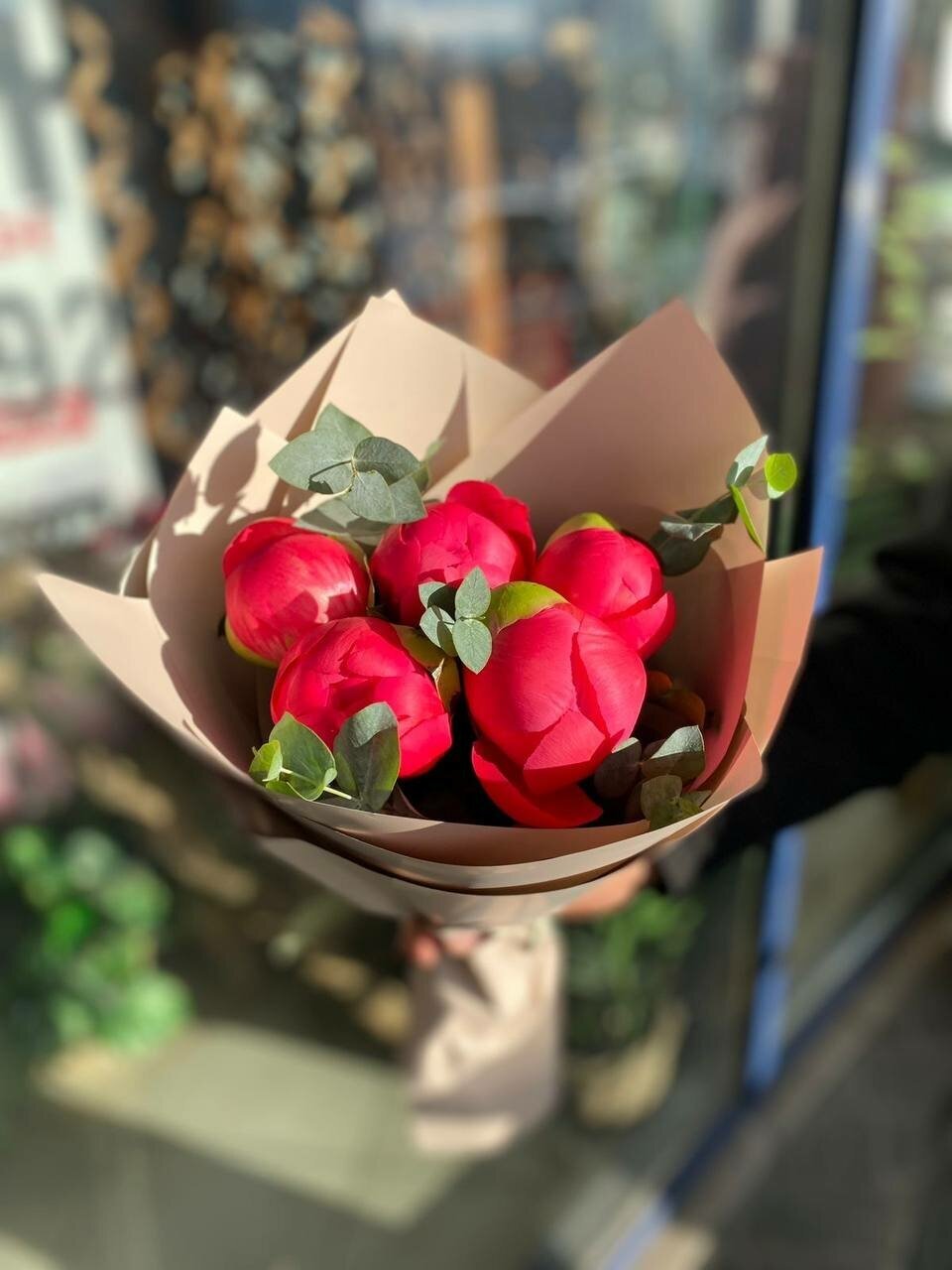 Монобукет Wowflo "Пионы", высота 60см, 5 шт, под оберточную бумагу