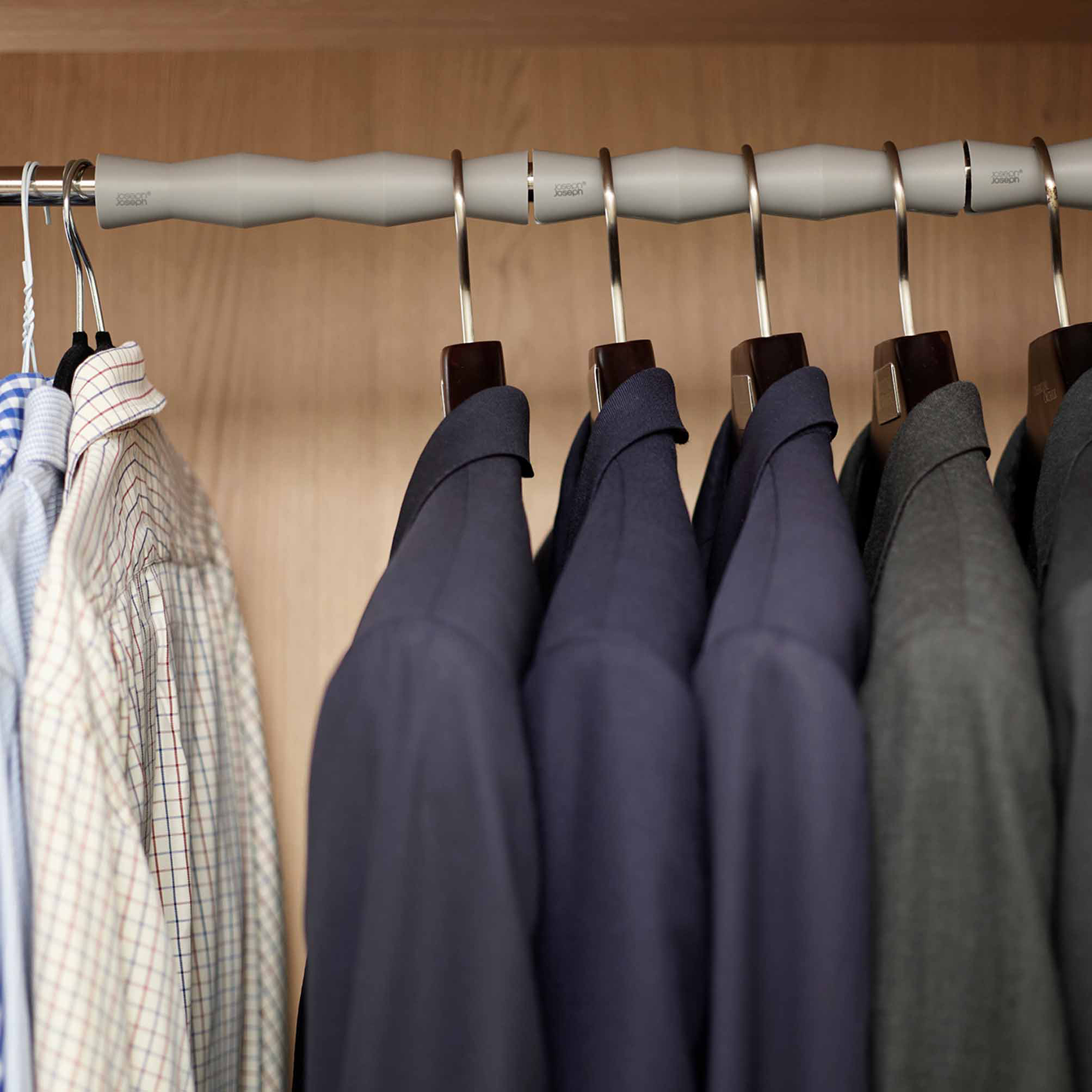 Набор из 2 разделителей для штанг (для костюмов, пальто и курток) Joseph Joseph Orderly