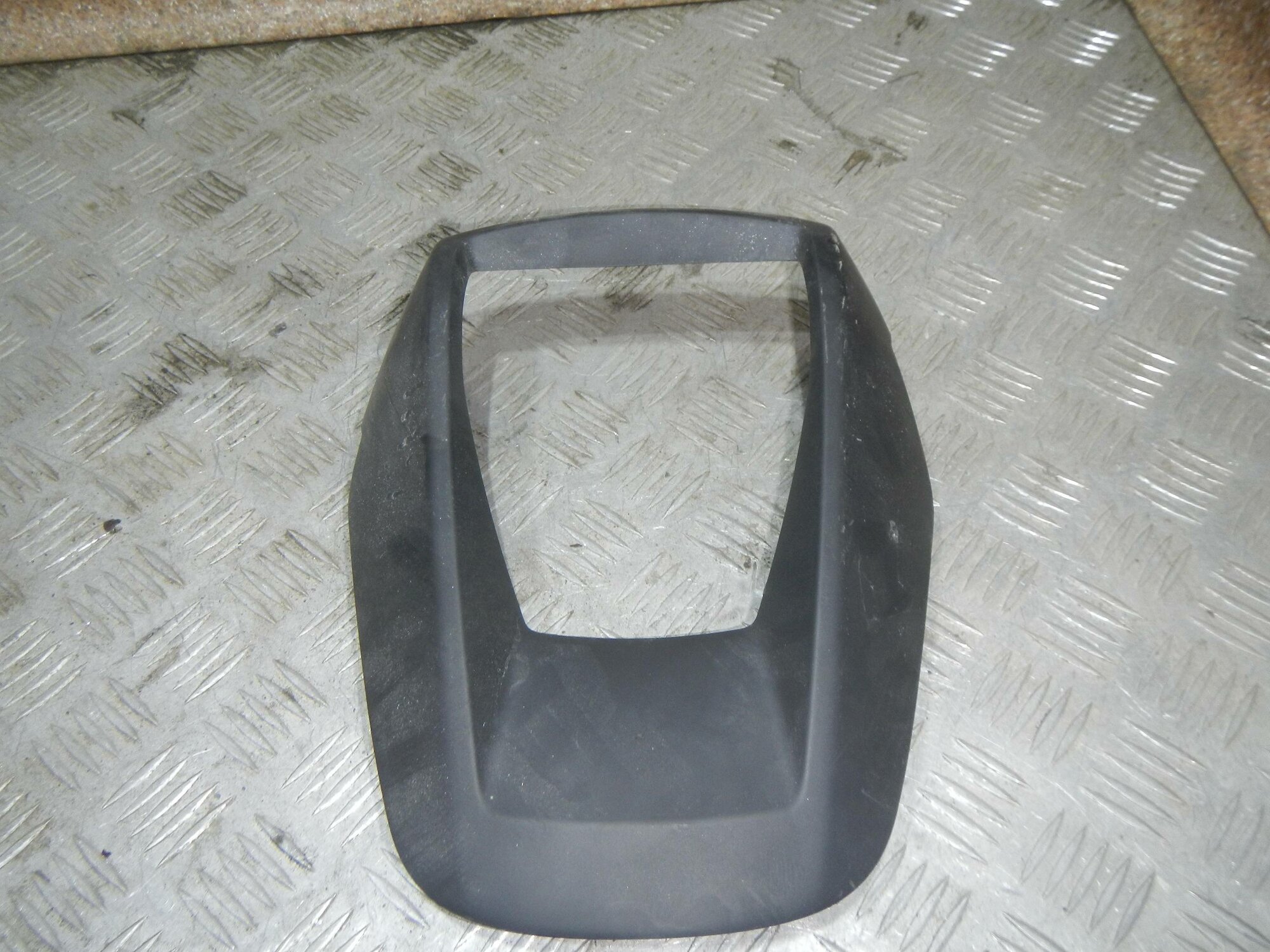 Б/У Накладка декоративная, Peugeot (Пежо)-3008 (10-) PEUGEOT 3008 (10-) Дисплея Мелкие царапины. 337119 Peugeot-Citroen а...