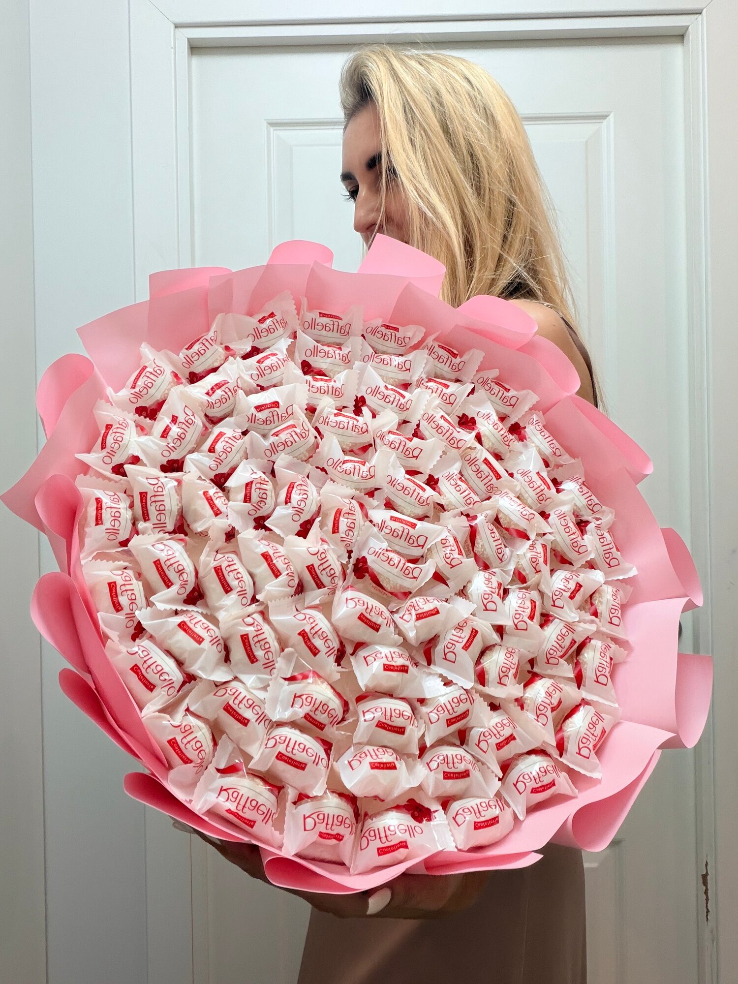 Сладкий съедобный букет Fleur & Bonbon "Рафаэлло", розовый/белый 40см (80 конфет)