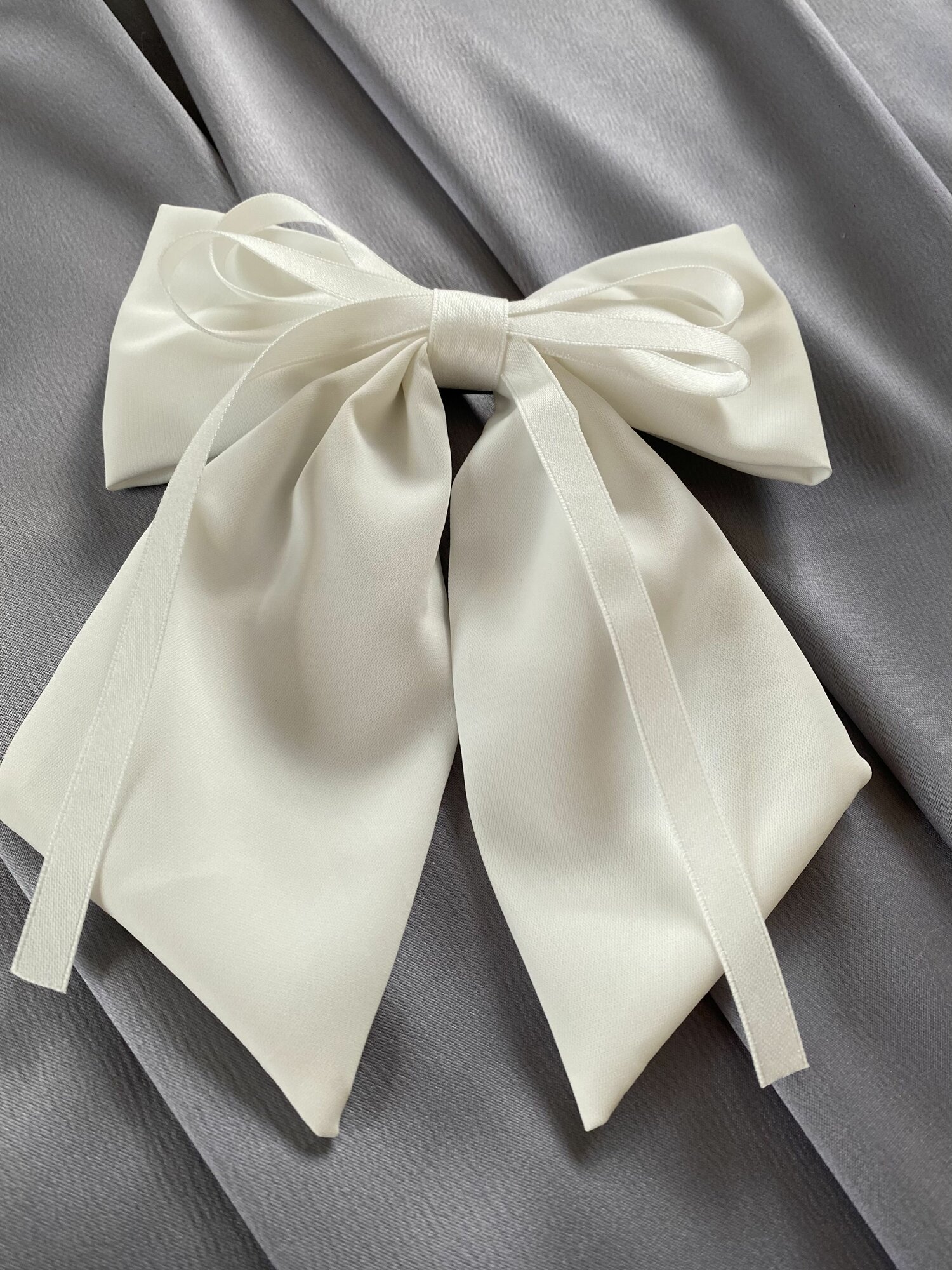 Бант для волос на заколке Кремово-белый с лентой