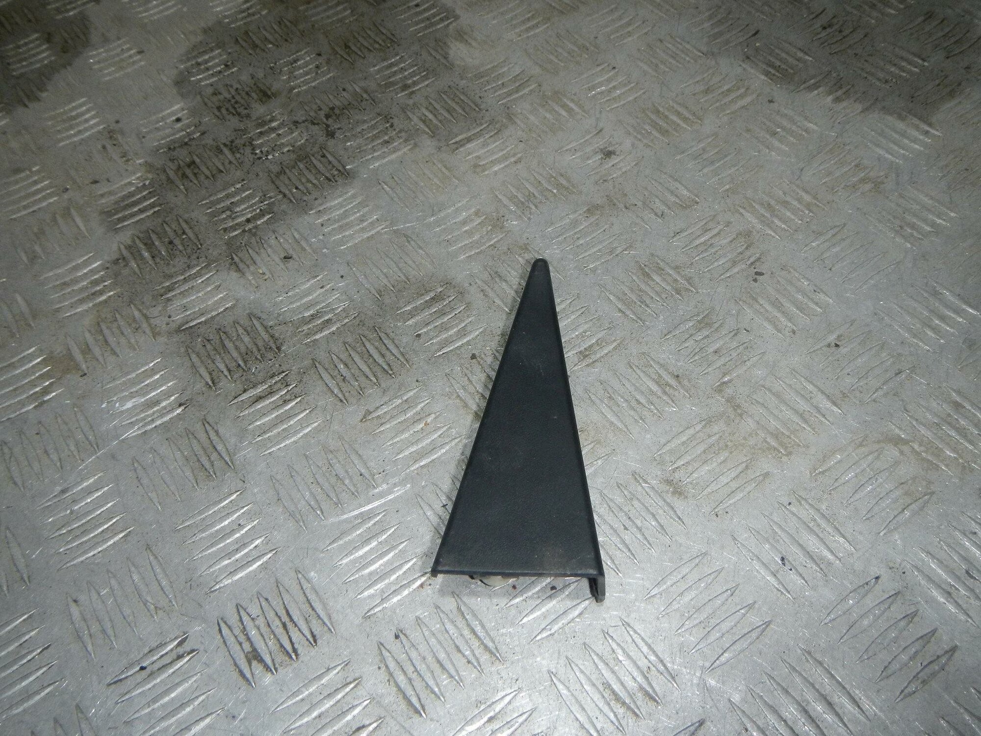 Б/У Уголок двери задней левой (внутренний), Ford (Форд)-FIESTA (01-07) FORD FIESTA (01-07) Потертости. 484807 FORD арт. ...