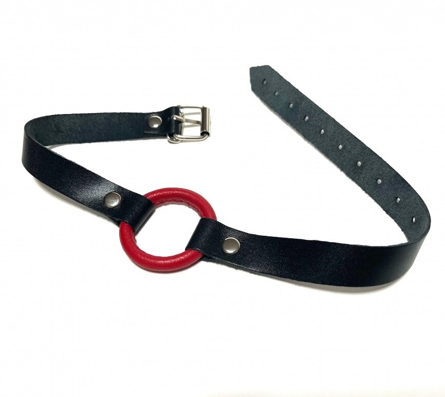 Кляп с красным кольцом БДСМ Арсенал кожаный универсальный размер S-L черный с красным