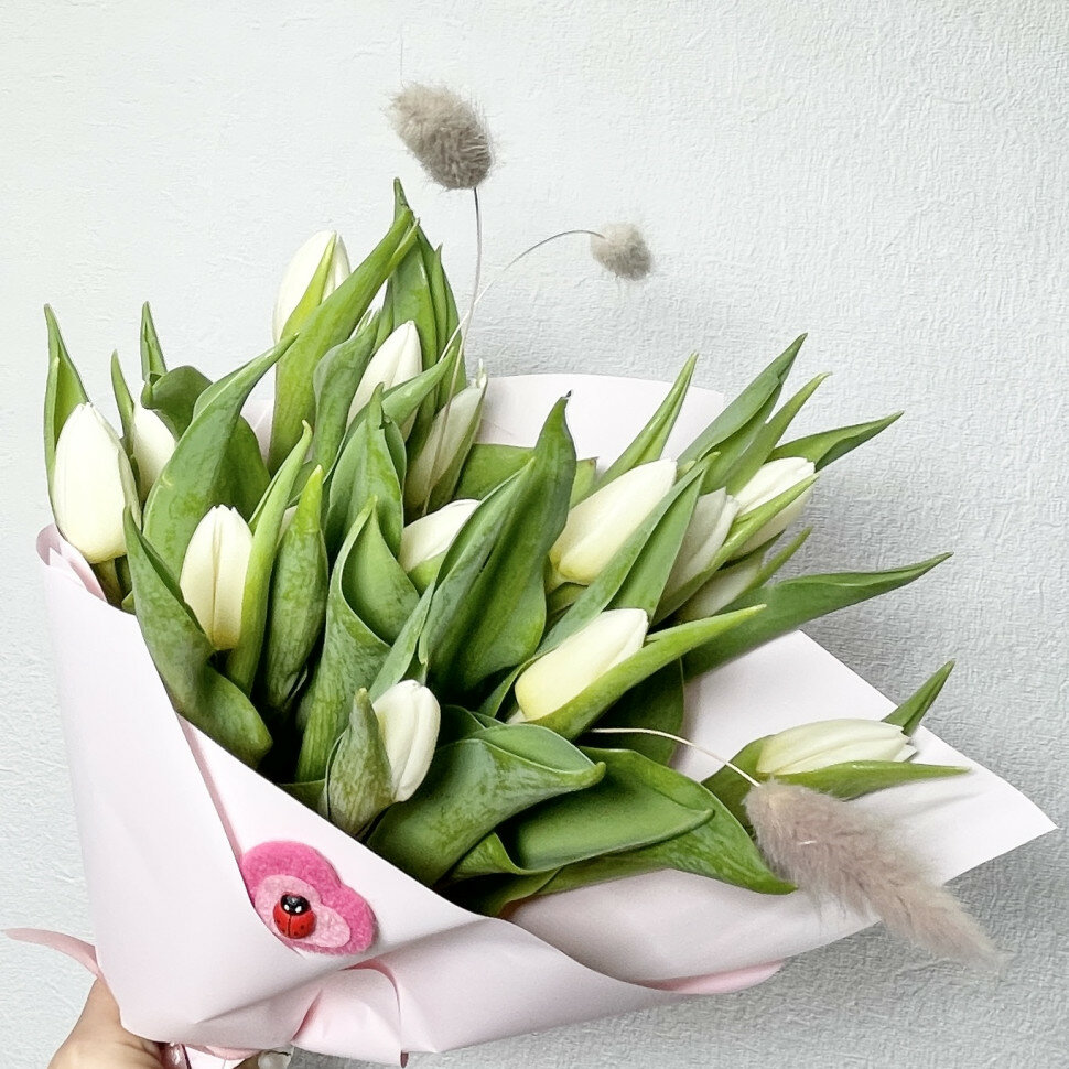 Букет из 15 белых тюльпанов с сердечком