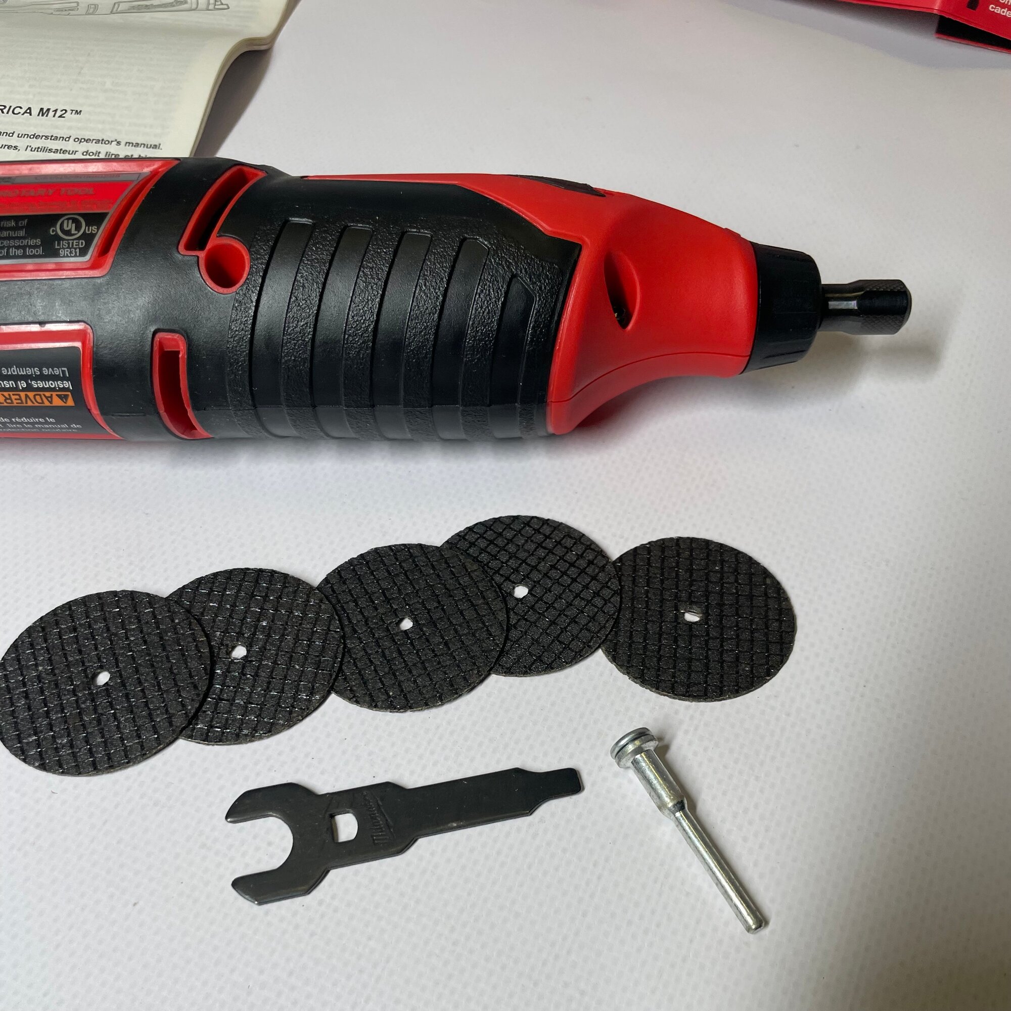 Прямой аккумуляторный гравер Milwaukee M12 2460 20,0акб, коробка