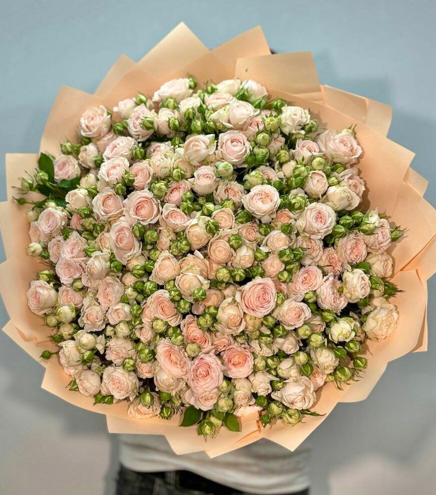 Нежный букет из кремовой кустовой пионовидной розы Peach Dimension с доставкой от FlowersGo