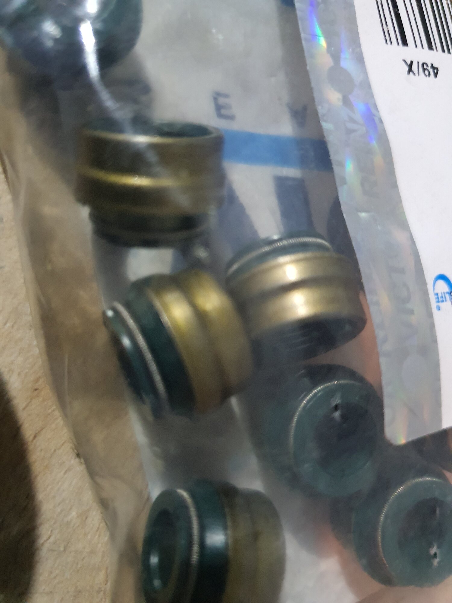 Сальники Клапанов 8 Клапаные Ваз 2109 2110 2114 Калина Приора Гранта Классика 2107 Нива 213 214 2123 и тд.