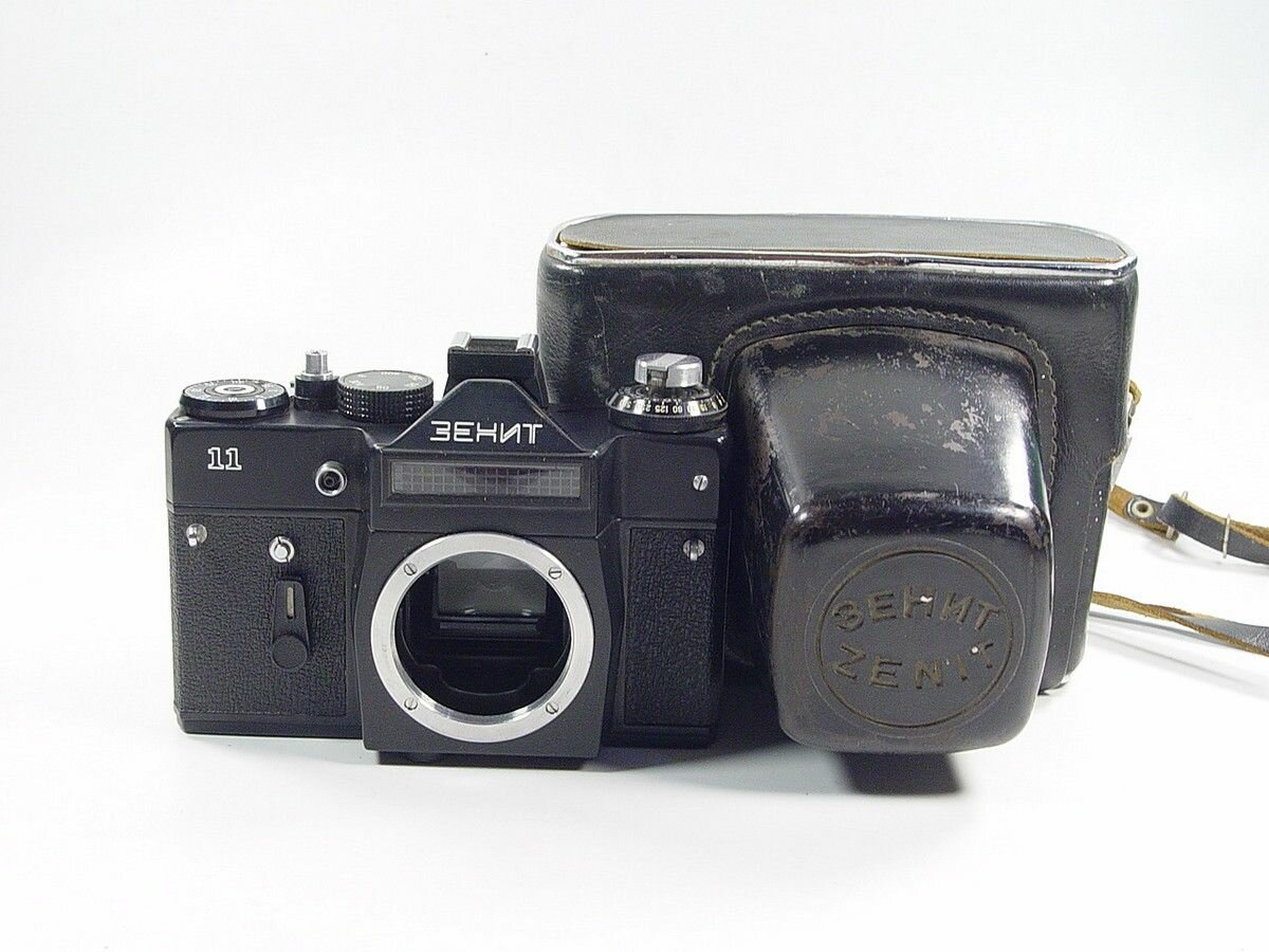Фотоаппарат старинный Зенит-11. Красногорский мех завод КМЗ, СССР, 1982 г. Металл и кожа.