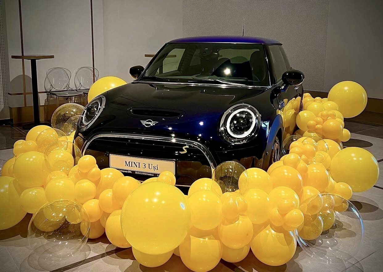 Украшение автомобиля гирляндой из шаров