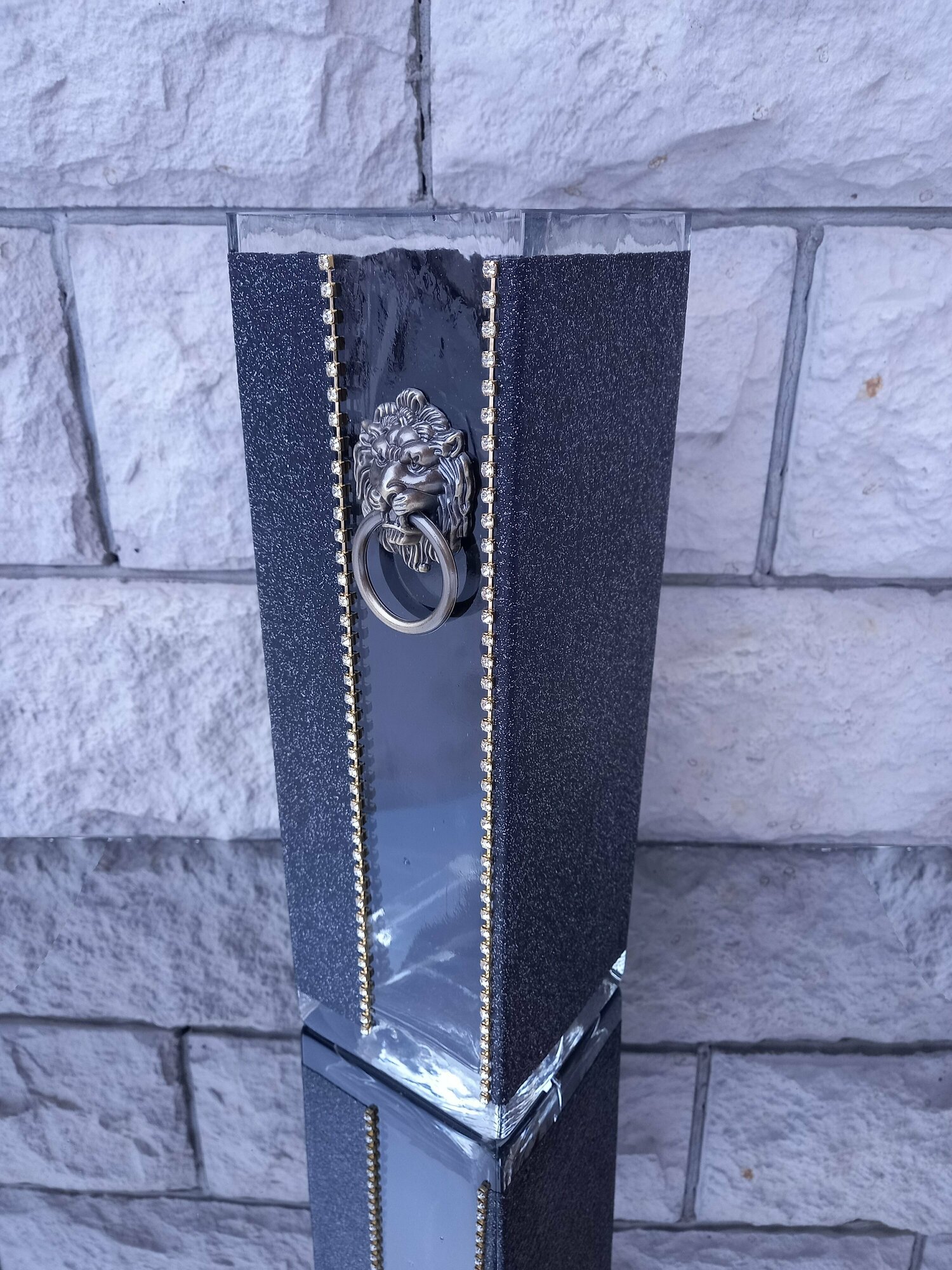 Ваза квадрат 10*30см "Царь зверей" черная