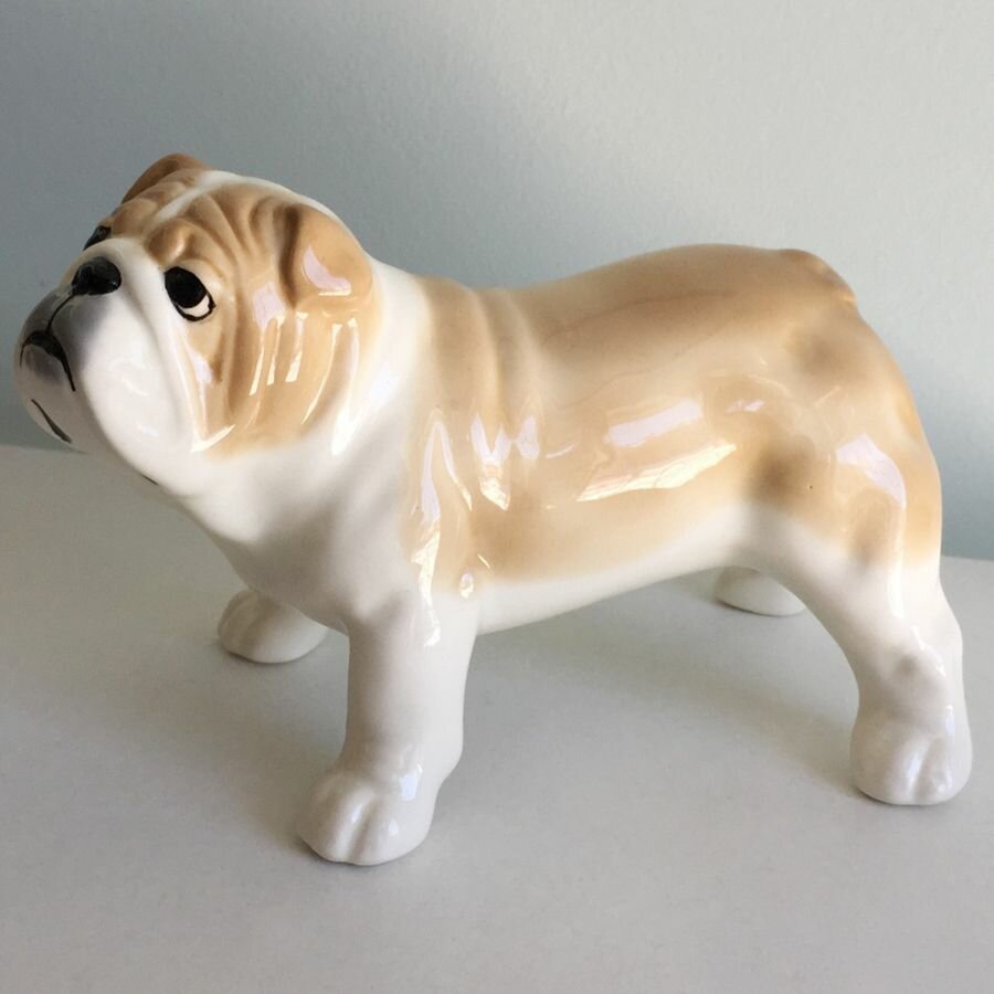 Фаянсовая скульптура Английский бульдог в плаще Sr-VH-74