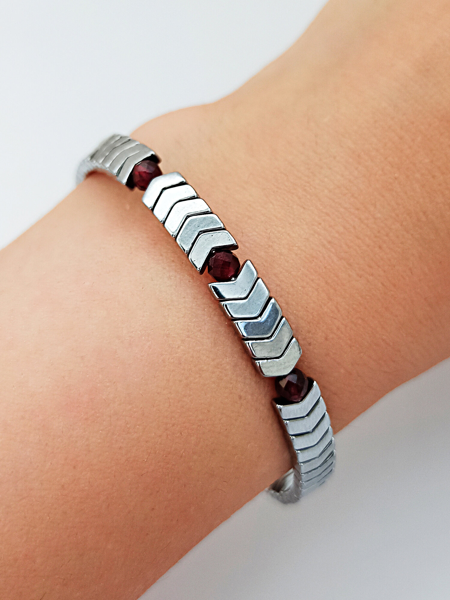 Жесткий браслет JEWELRY A VENTO, гематит, гранат
