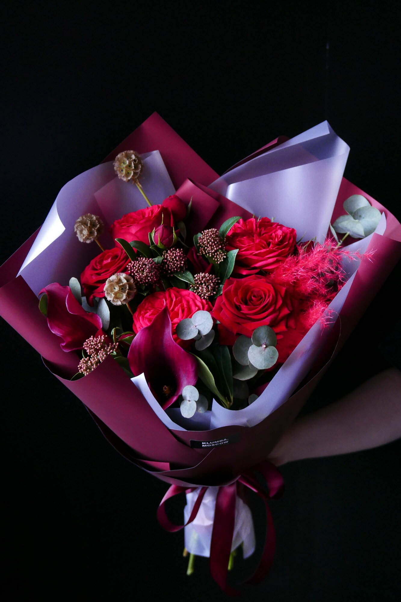 Букет с розами и скабиозой от студии цветов клумба. москва, аквабокс