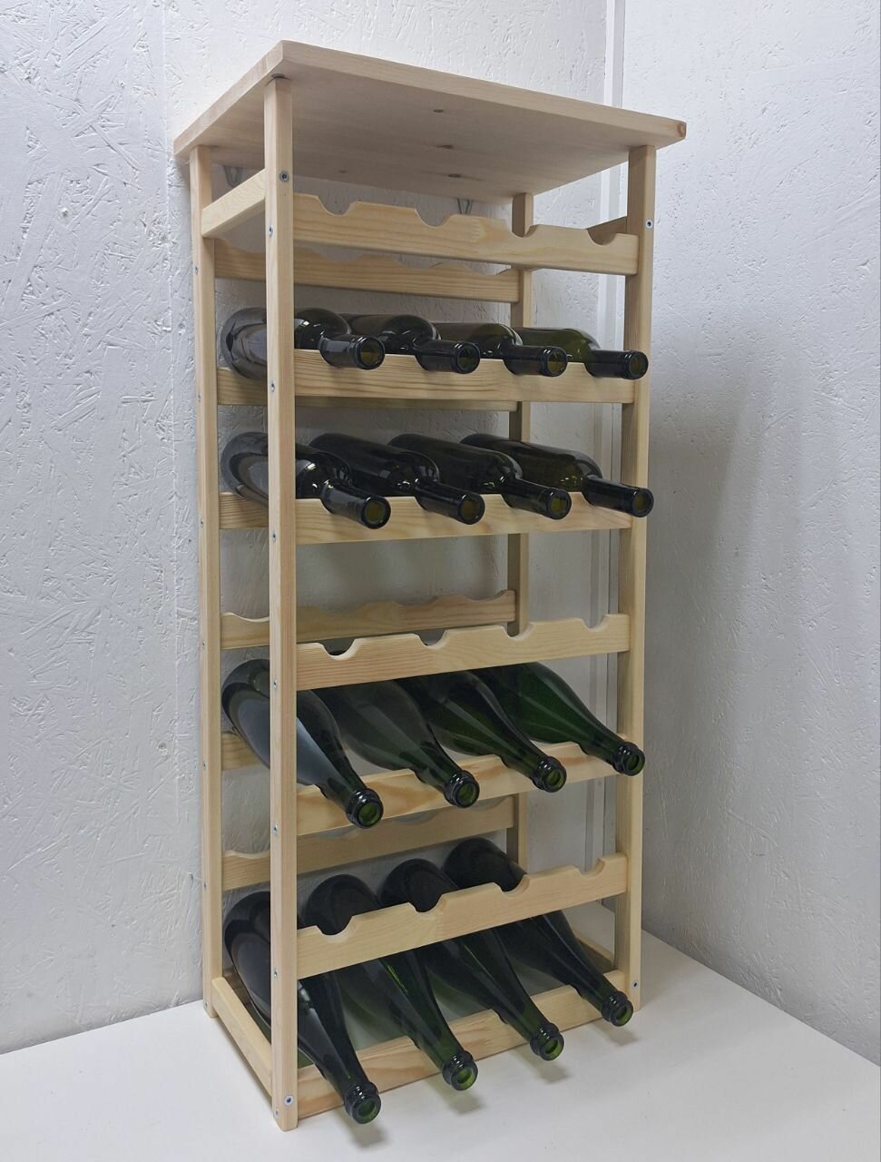 Стеллаж для бутылок вина и шампанского из дерева со столешницей для 28 бутылок.