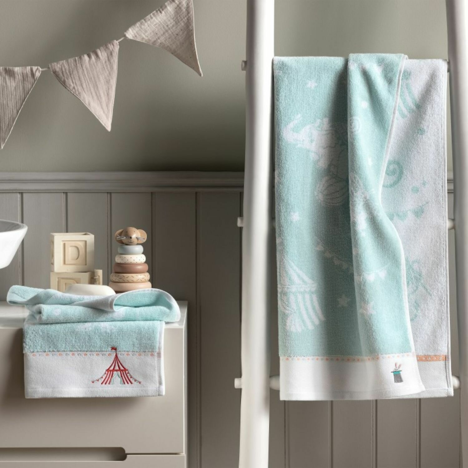 Togas Набор детских махровых полотенец "Циркус" хлопок, 50х75 - 1 / 70х130 - 1, 2 шт, бирюзовые