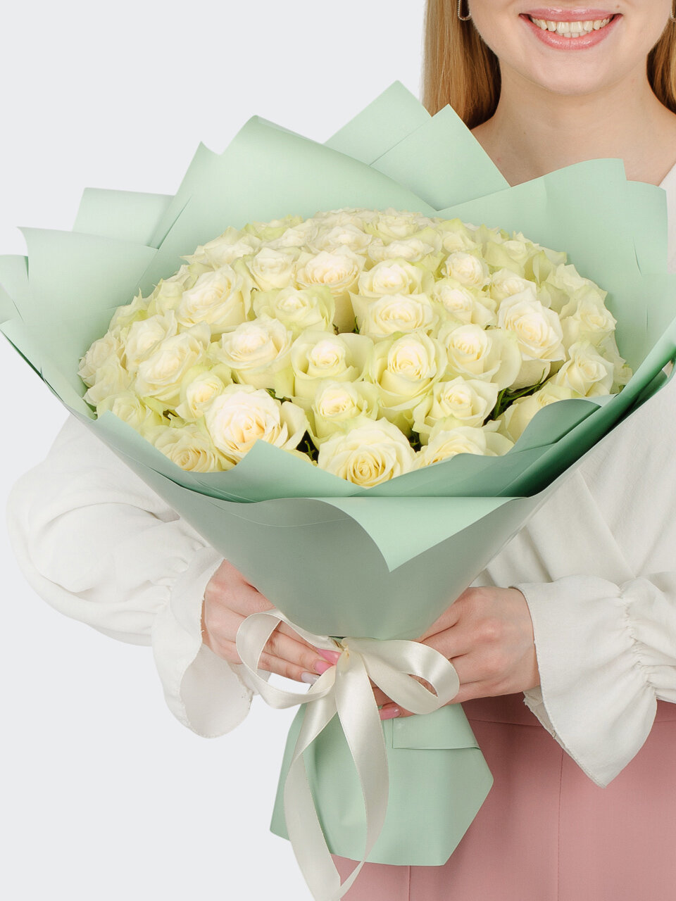 Букет из роз "Жемчужное ожерелье", высота 40 см, 51 роза, белый цвет