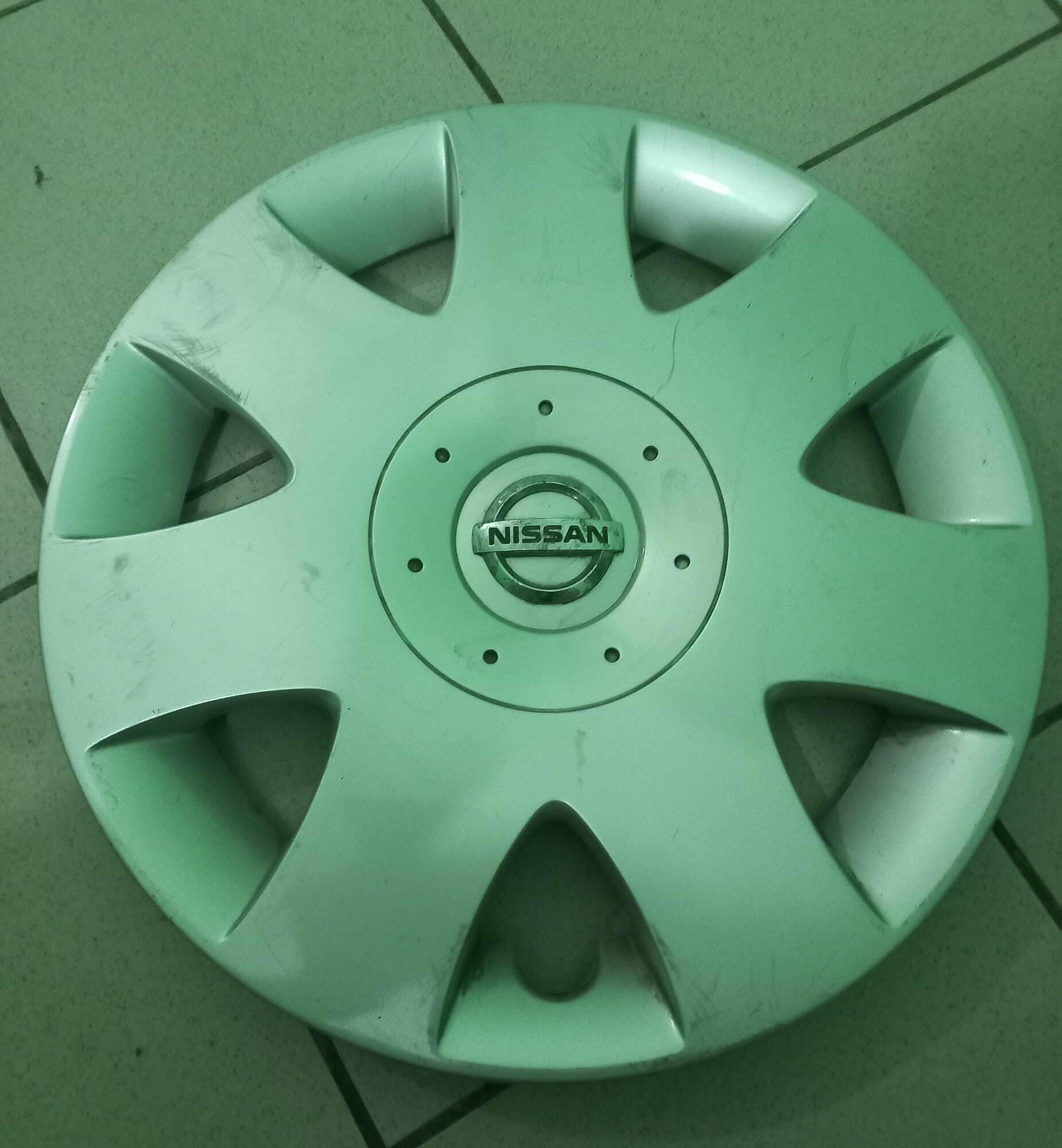 Колпак Nissan r16. Оригинал. Без сколов и трещин. Все крепления целые. Возможны потертости. Смотри фото. 1 штука.