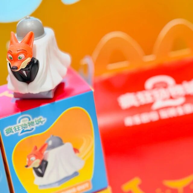 Игрушки для Happy Meal от McDonald's «Зверополис 2» 2025 года, в том числе коллекционные игрушки Ник, Джуди, Флэш, Гэри, Нибулл и Паберт, украшения для рабочего стола и подарки.