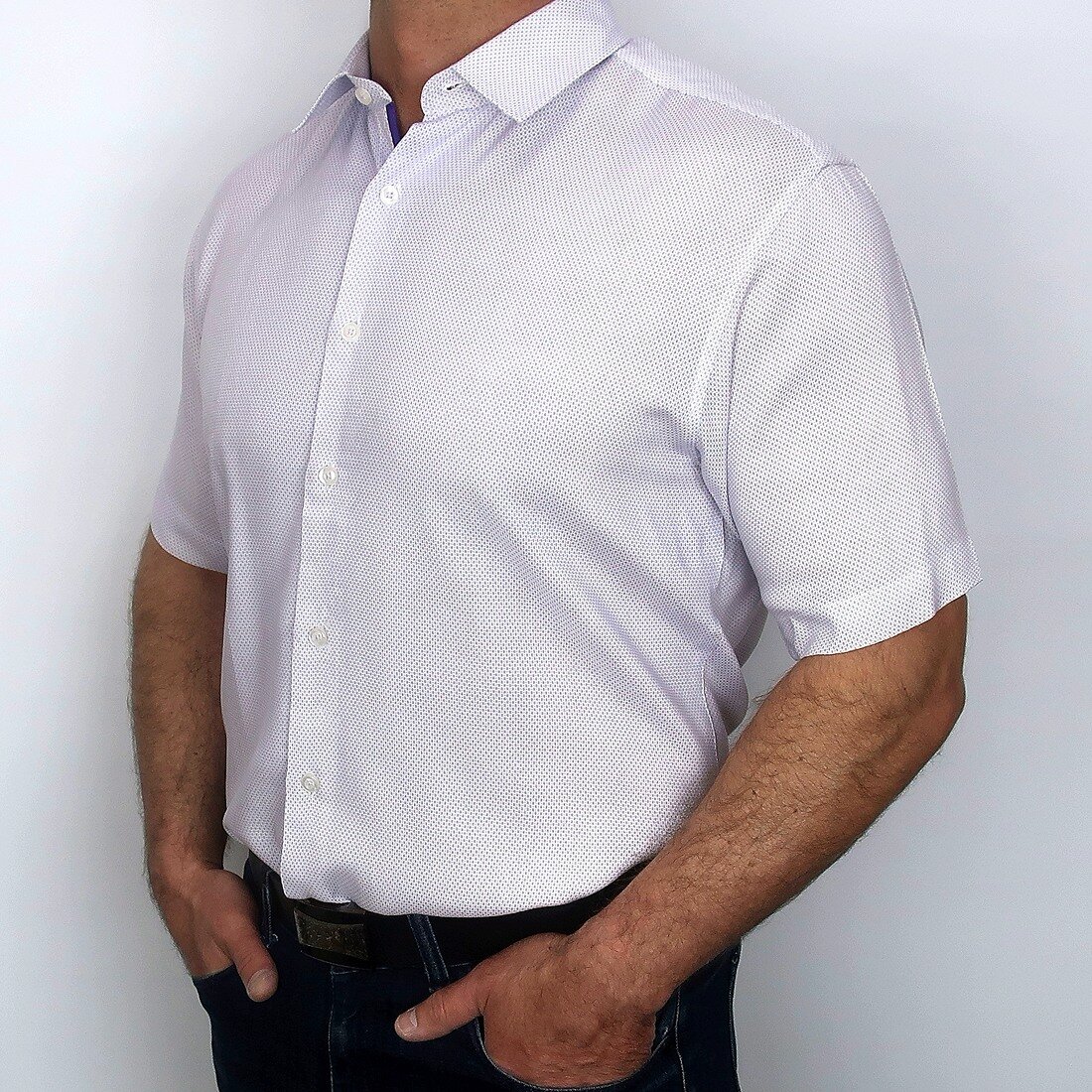 Рубашка Рубашка мужская с коротким рукавом, приталенная, светлая сорочка, на пуговицах, рубаха на любой сезон, стильный фасон одежды, фиолетовая, в мелкий рисунок, без карманов, летняя