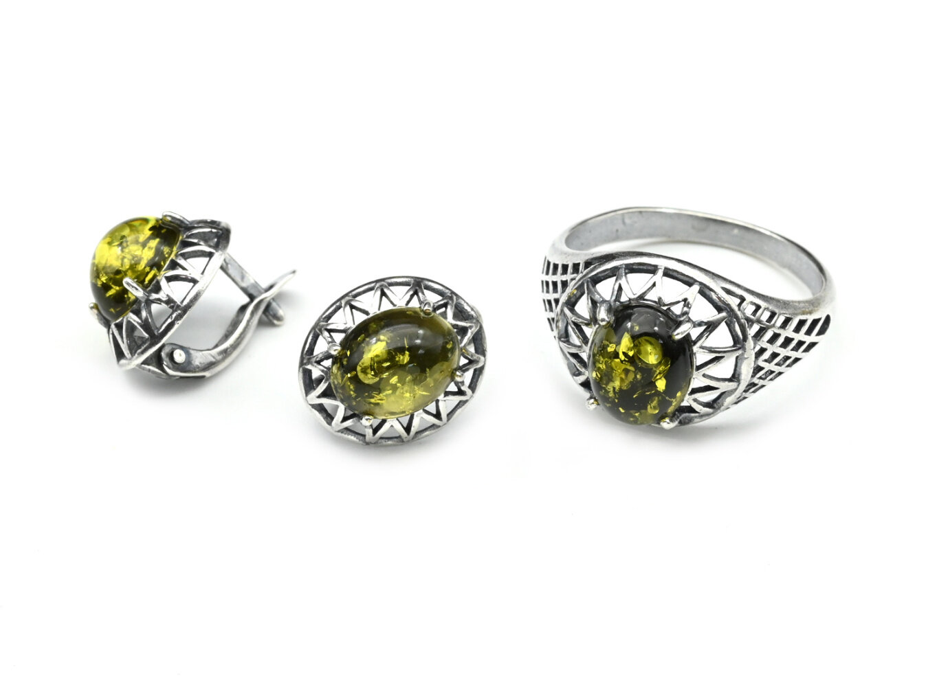 Комплект бижутерии: серьги, кольцо, янтарь