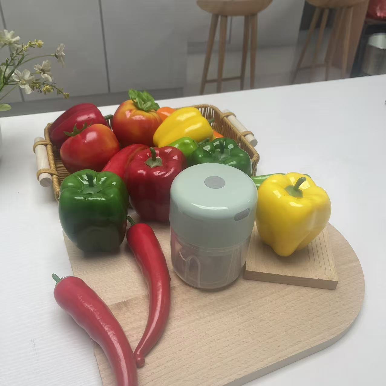 Портативный беспроводной мини-кухонный комбайн электрический с аккумулятором, зеленый, 9.47 унции. Для нарезки, измельчения и взбивания.