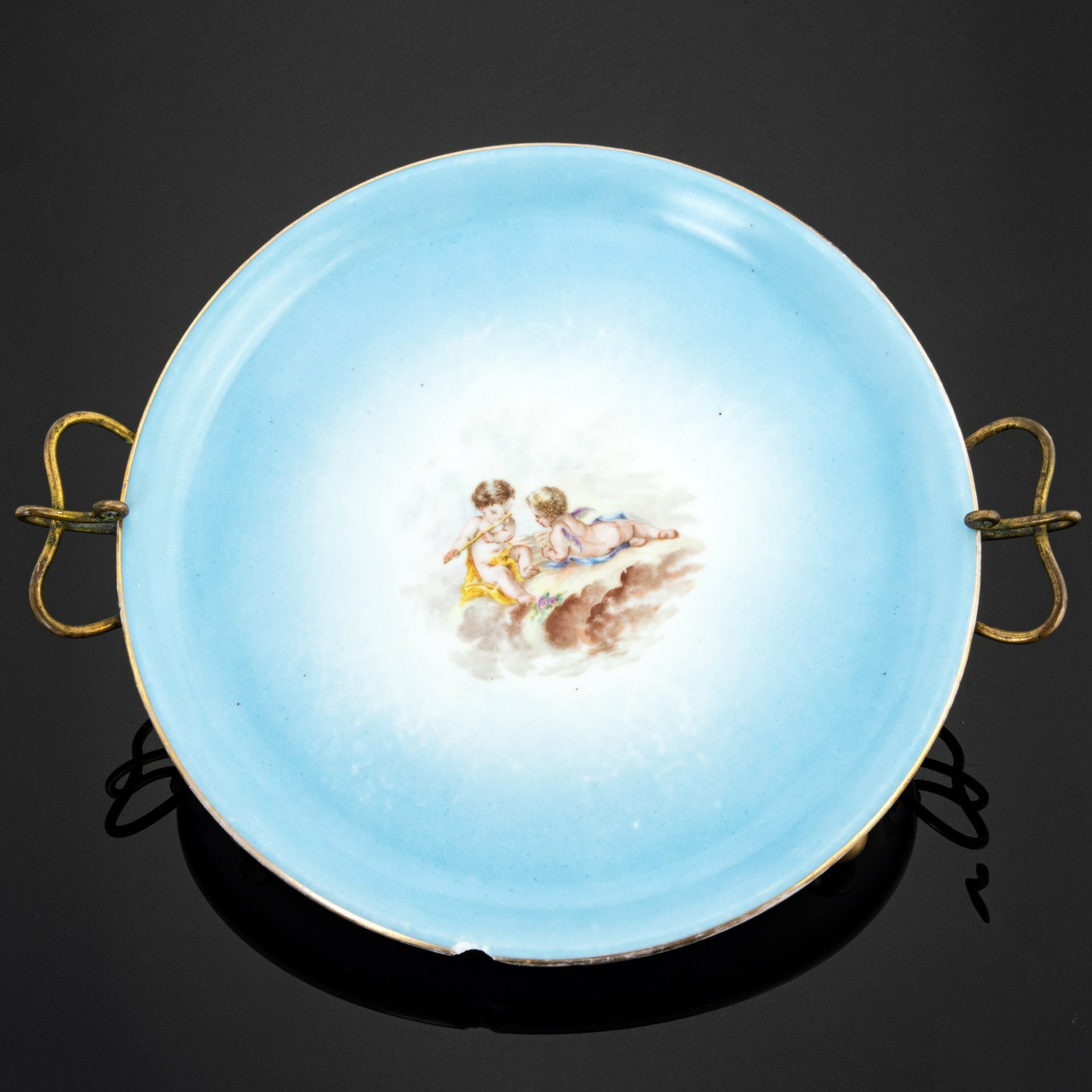Блюдо сервировочное на металлическом основании с фигурными ручками "Музицирующие амуры"